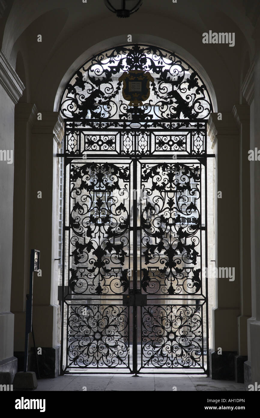 Gate of the University of Oxford Building, Oxford, England, UK Stock ...