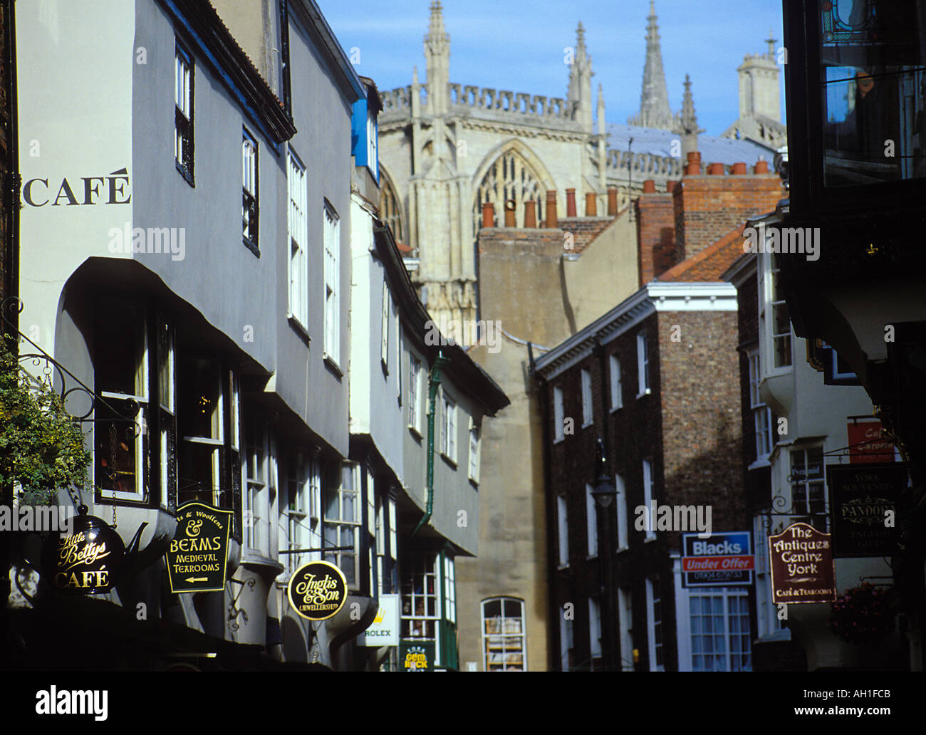 York minster stonegate medieval hi-res stock photography and images - Alamy