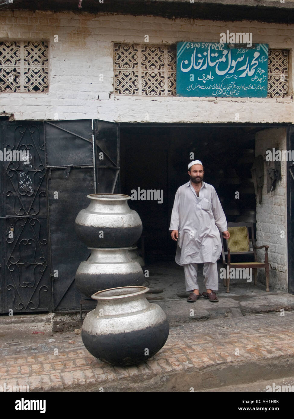 man and his giant rice pots Peshawar Pakistan Stock Photo - Alamy
