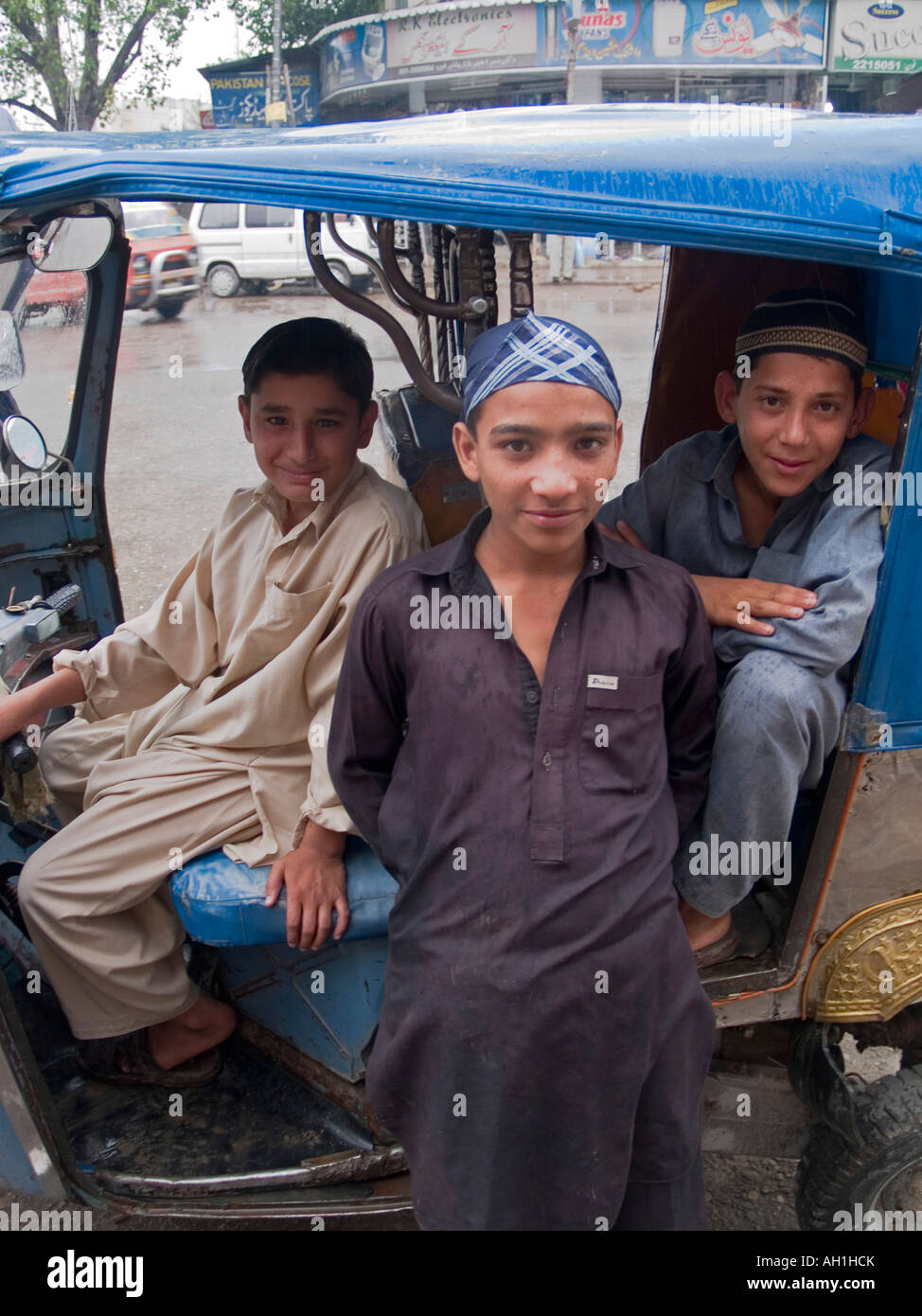 Boys peshawar pakistan hi-res stock photography and images - Alamy