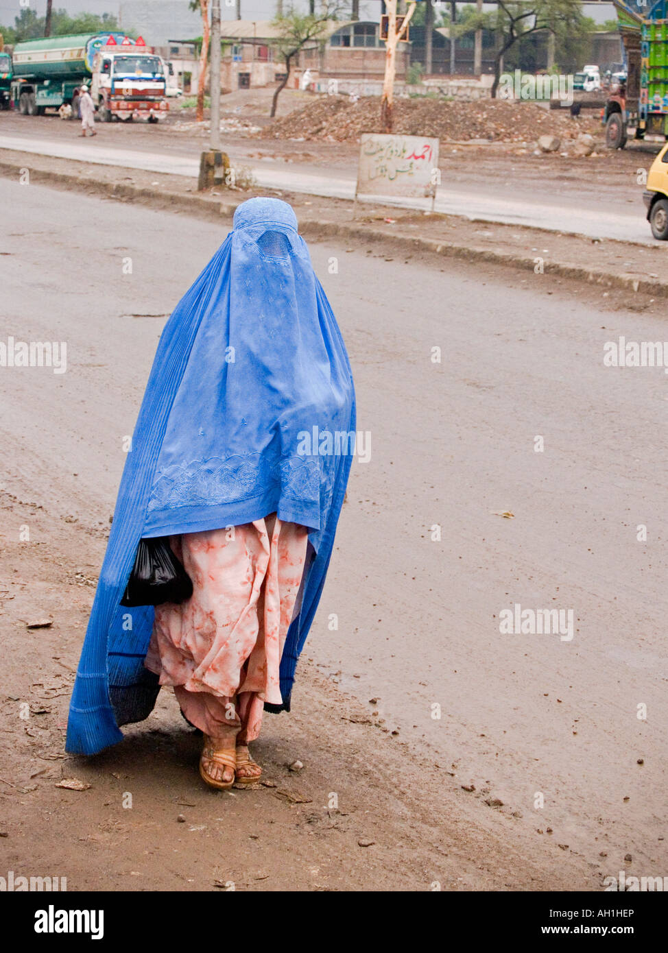 woman in burkha peering through the veil Peshwar Pakistan Stock Photo ...
