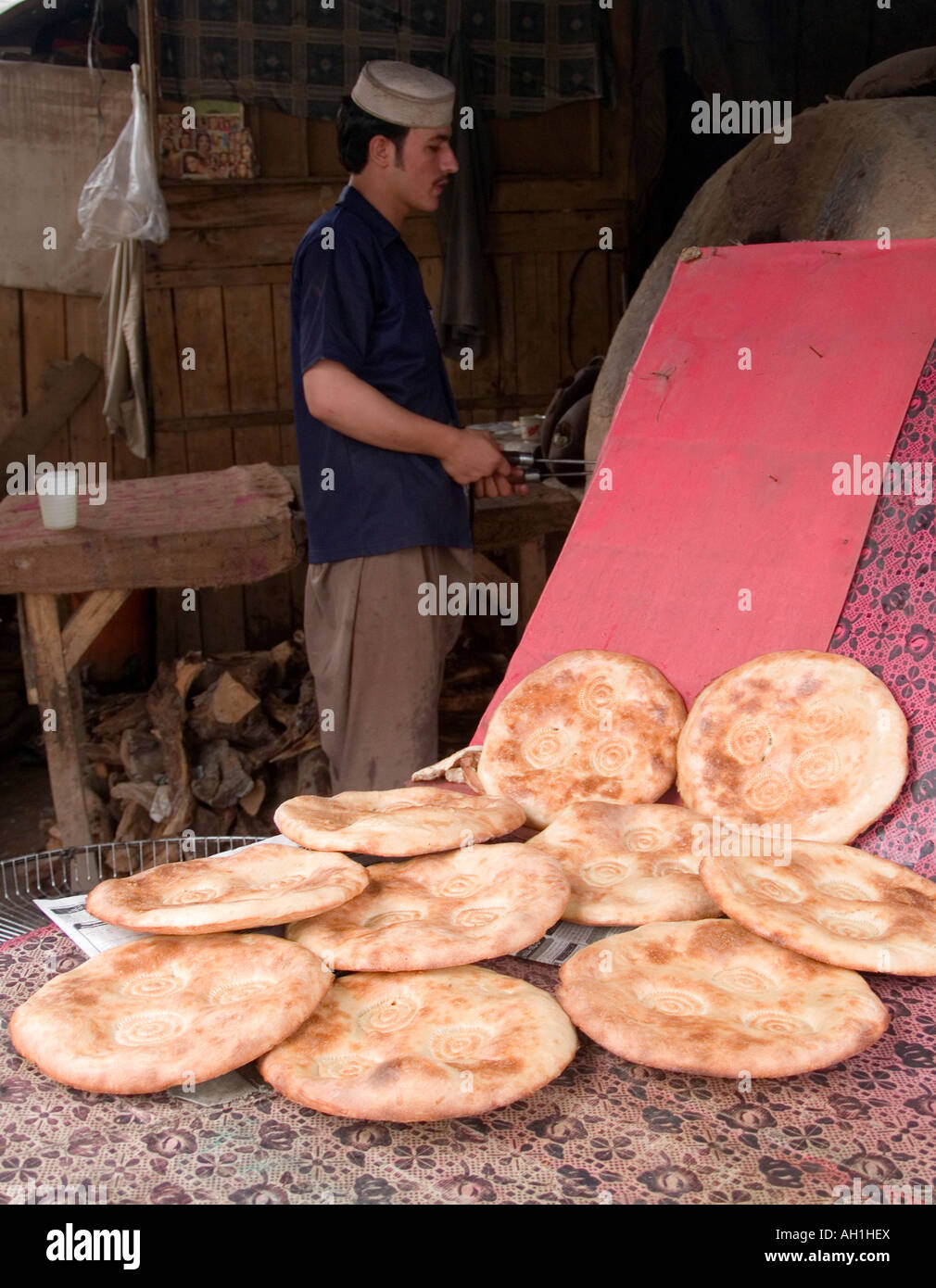 fresh nan in bakery in Afghan Smuggler s Bazaar Peshawar Pakistan Stock ...