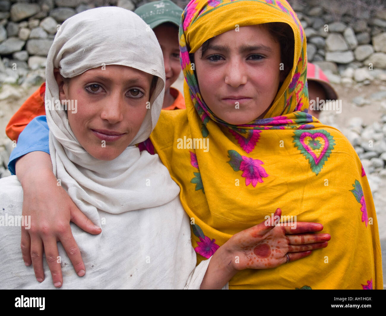 Pakistani girls with henna on their hands Pakistan Stock Photo - Alamy
