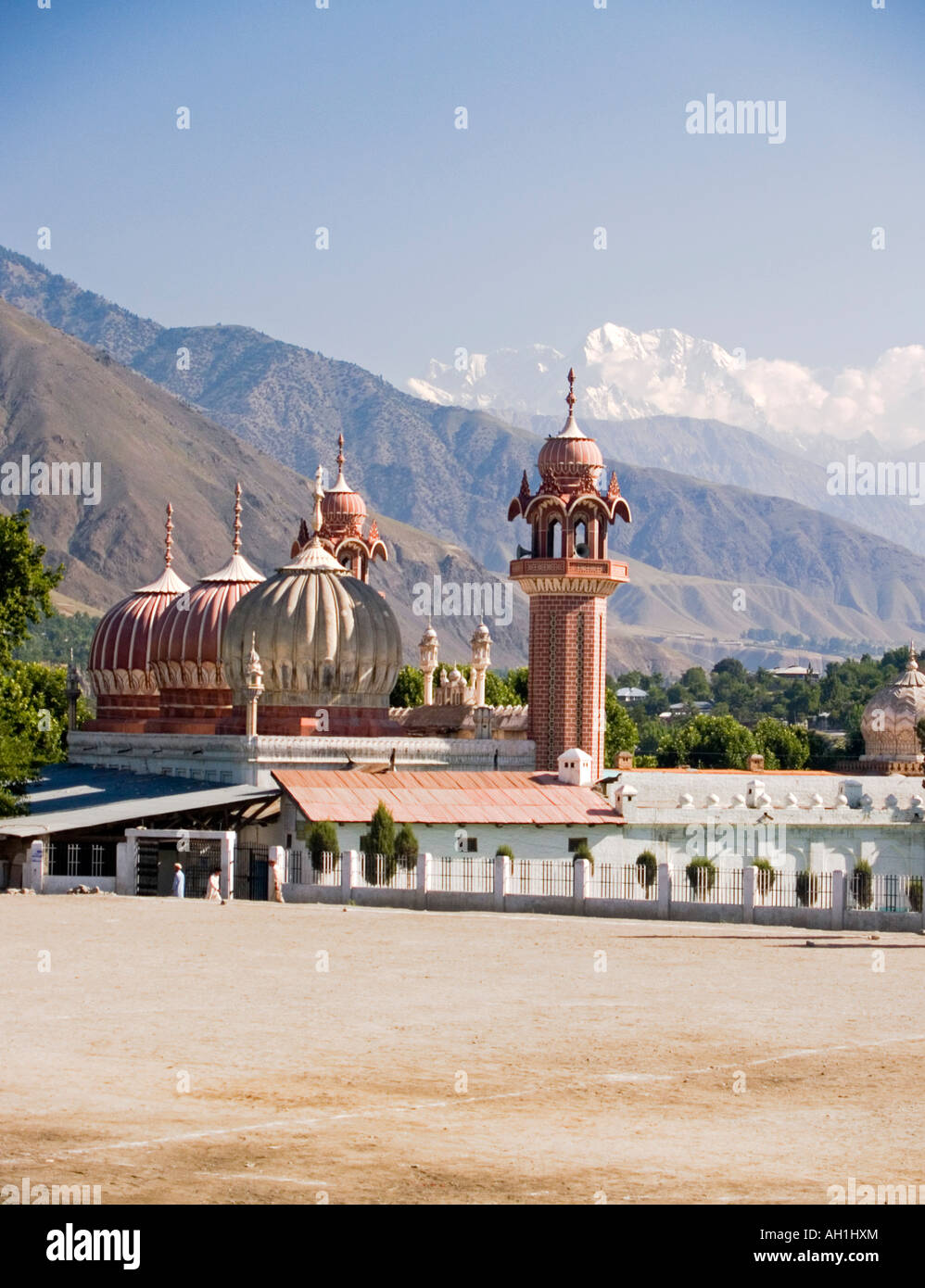 the surreal Shahi Mosque with Trich Mir peak in the Hindu Kush ...