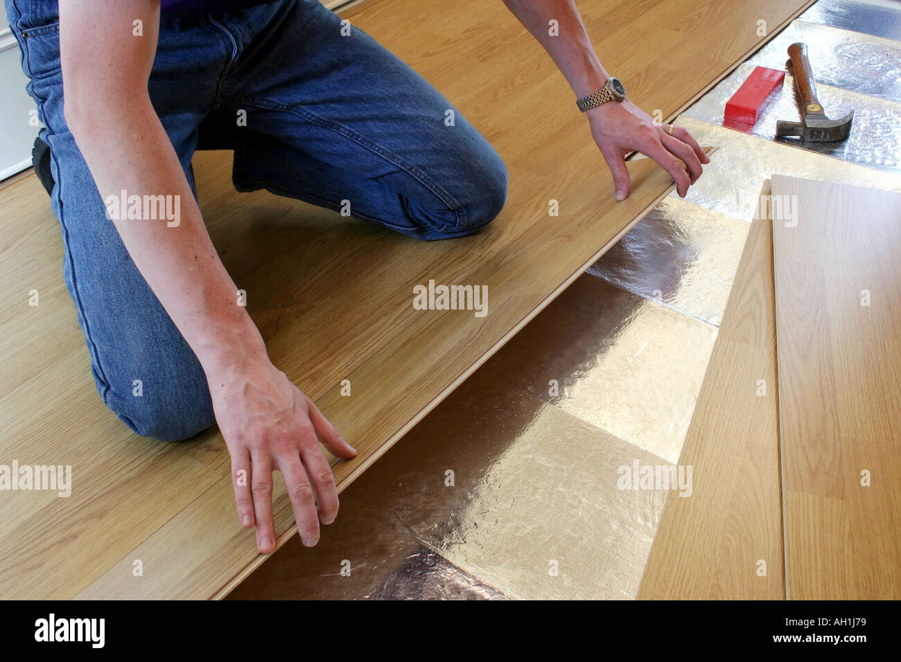 Workman laying laminate flooring Stock Photo - Alamy