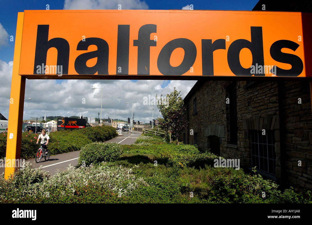 Halfords and car hi-res stock photography and images - Alamy