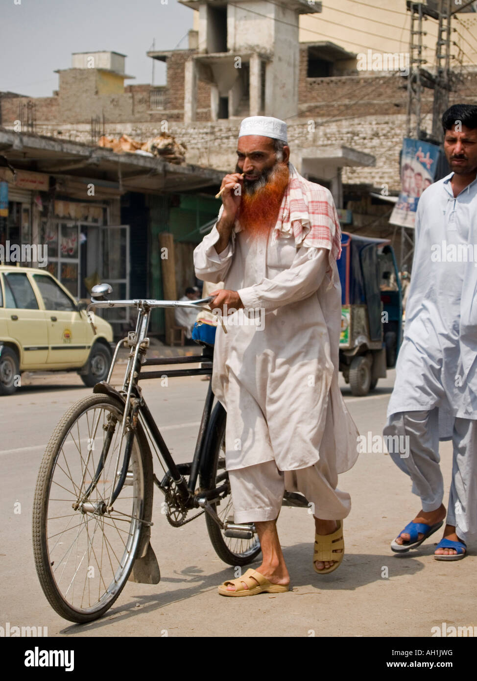 red bearded man and his bicycle Rawalpindi Pakistan Stock Photo - Alamy