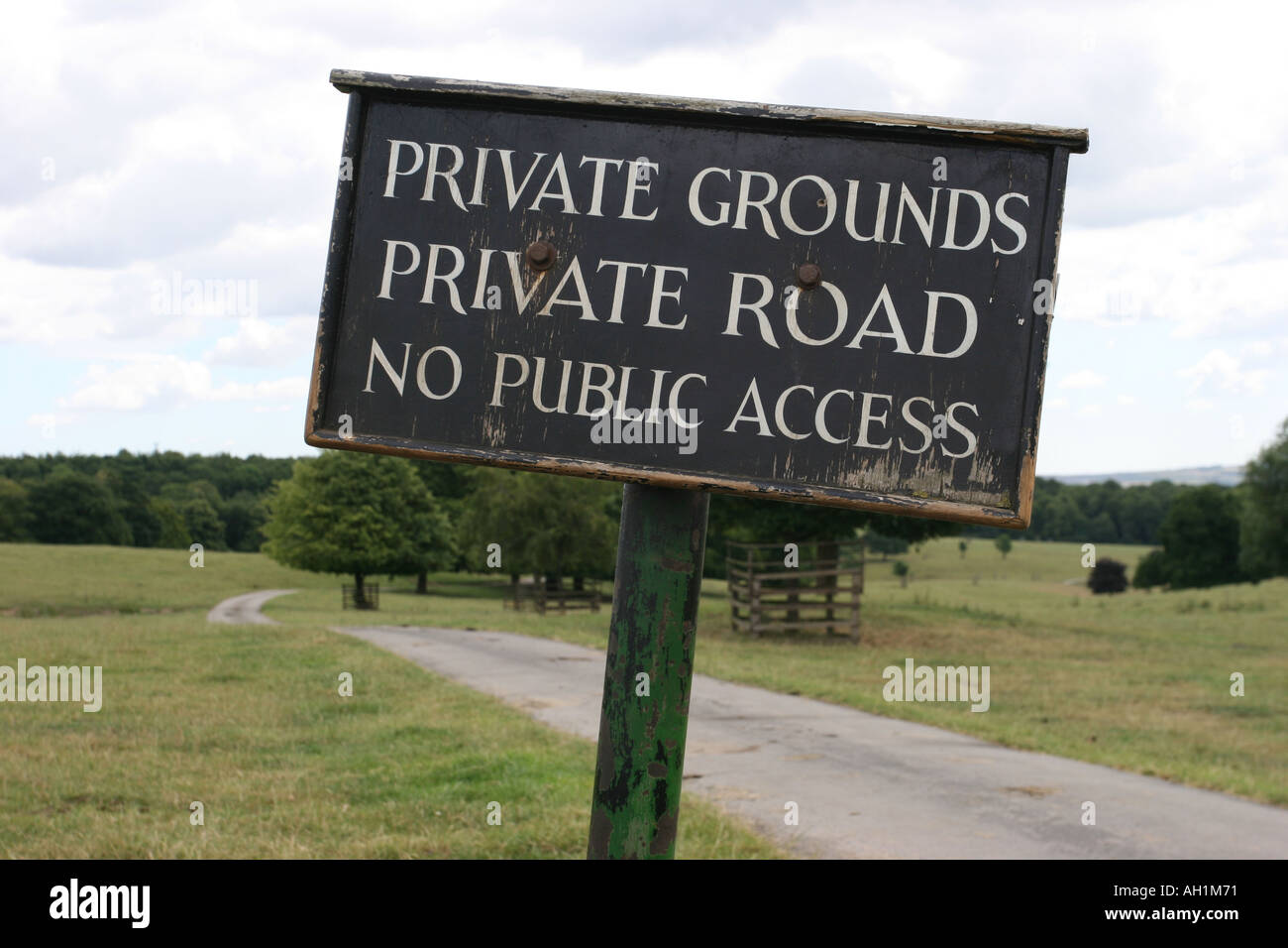 Private no entry sign country estate hi-res stock photography and ...