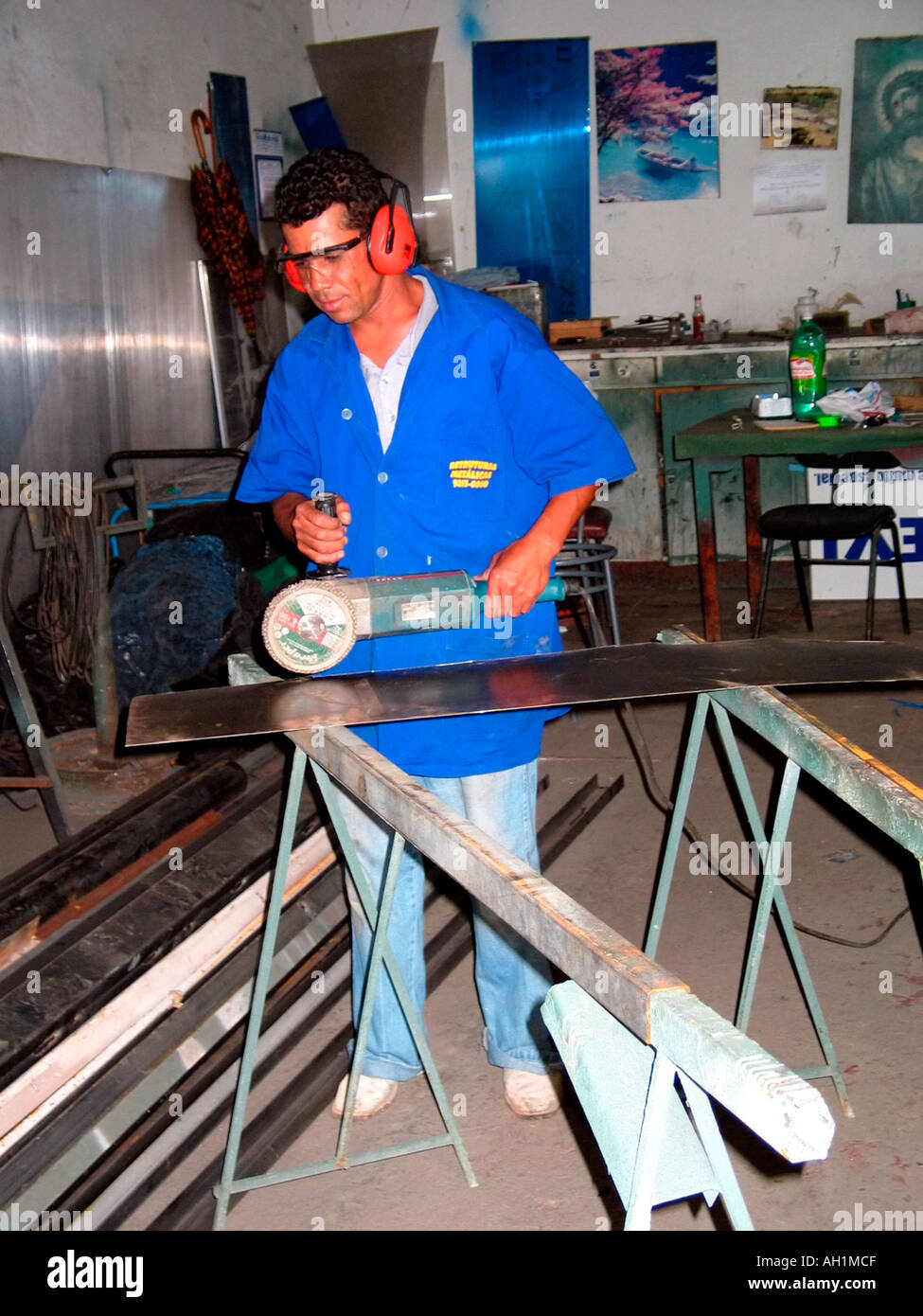 Man at work using circular sanders Stock Photo - Alamy