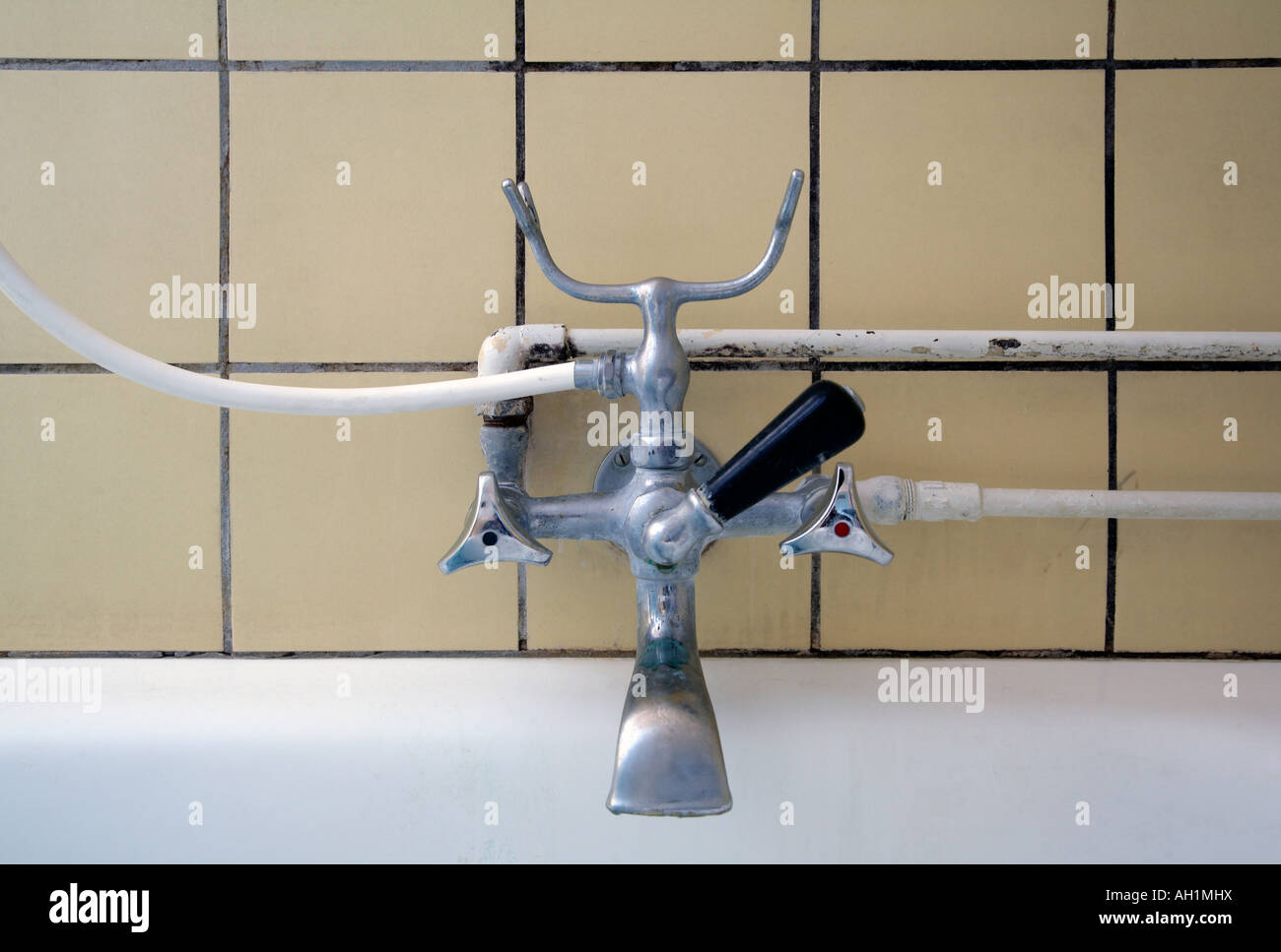 Old fashioned retro bathroom hi-res stock photography and images - Alamy