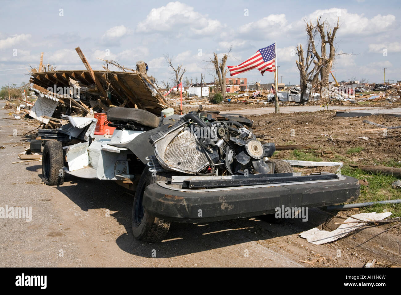 A smashed US Mail van in Greensburg, Kansas, USA, after the huge killer ...