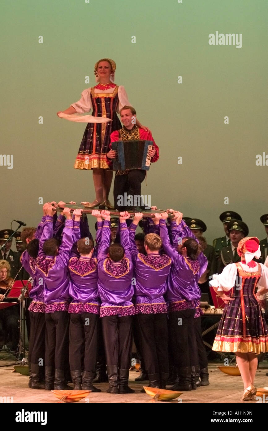Russia dancers hi-res stock photography and images - Alamy