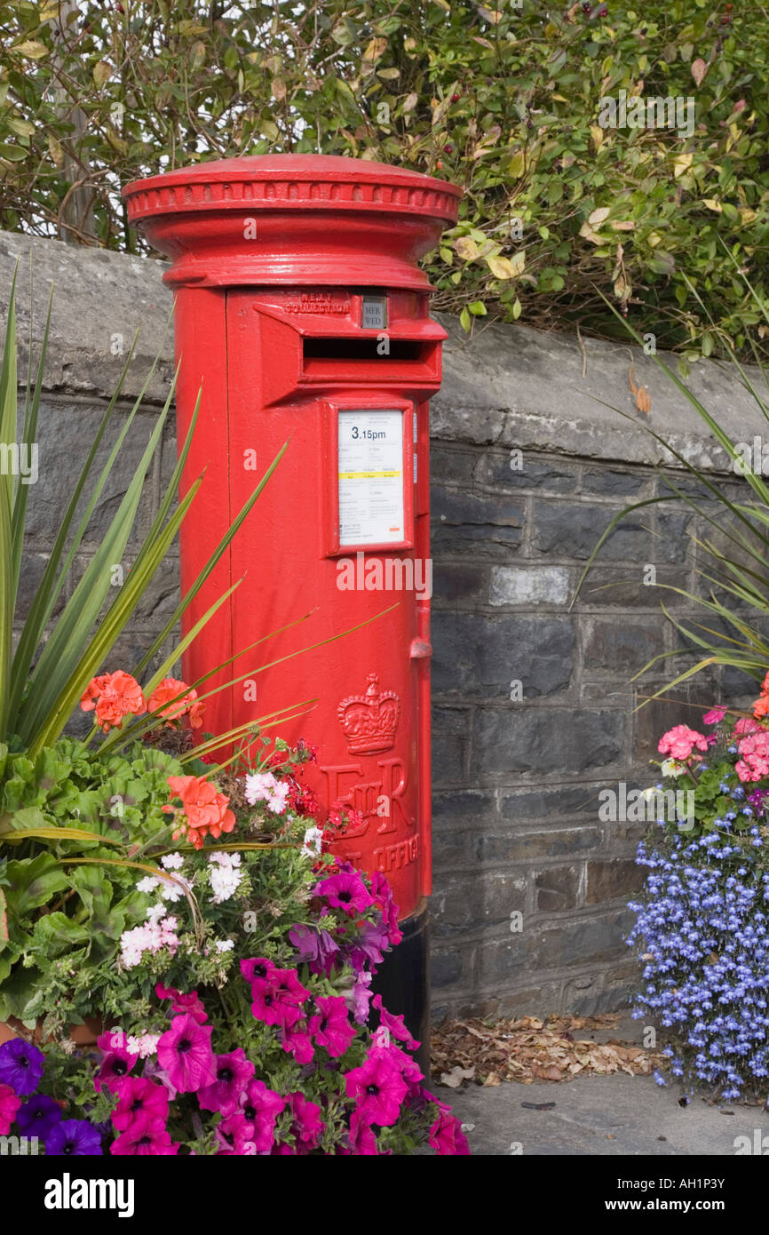 Pillar pillarbox mailbox mailboxes pillarboxes hi-res stock photography ...