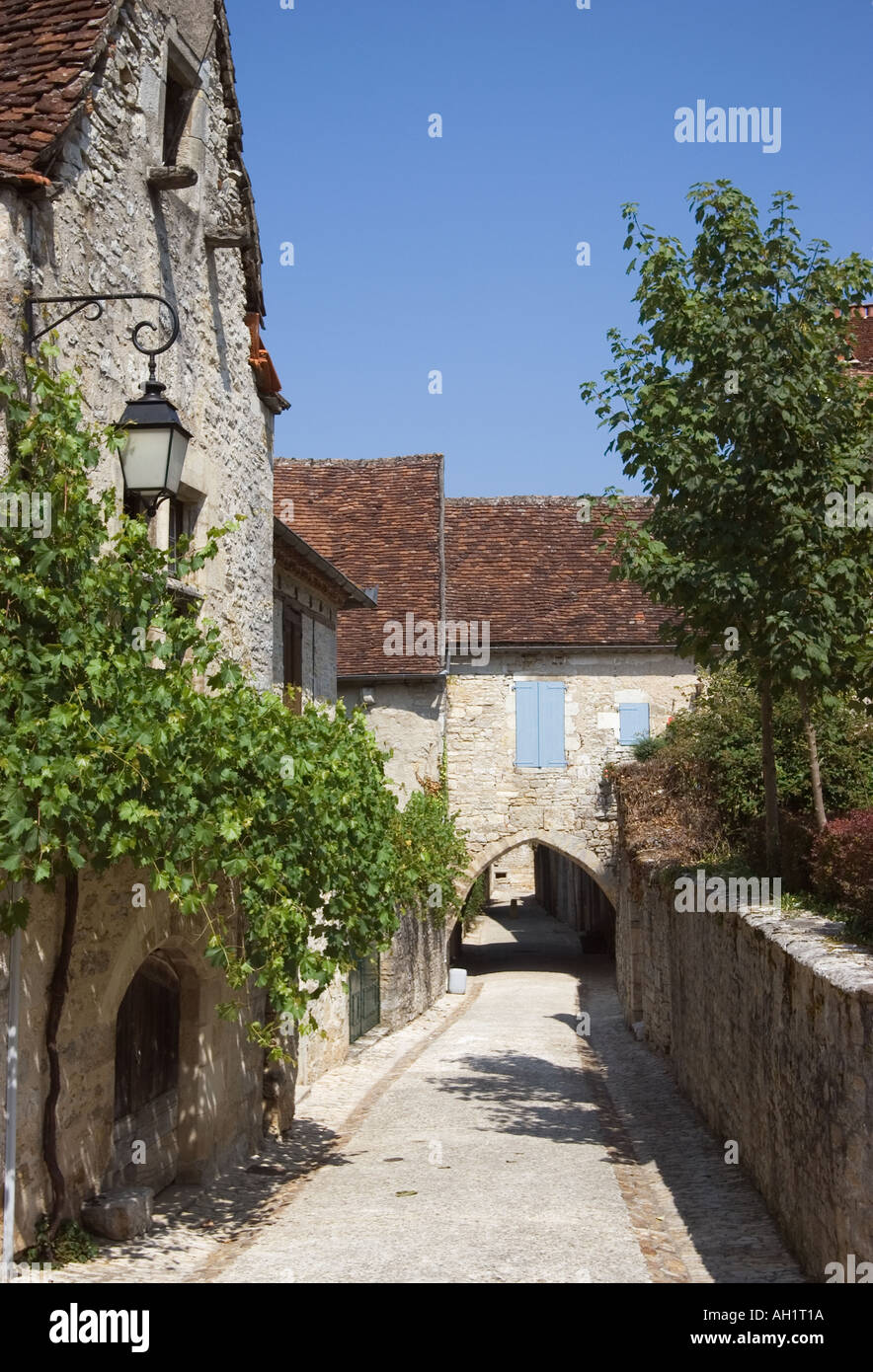 Ancient cobbled street with old houses and vaulted passage in Martel ...