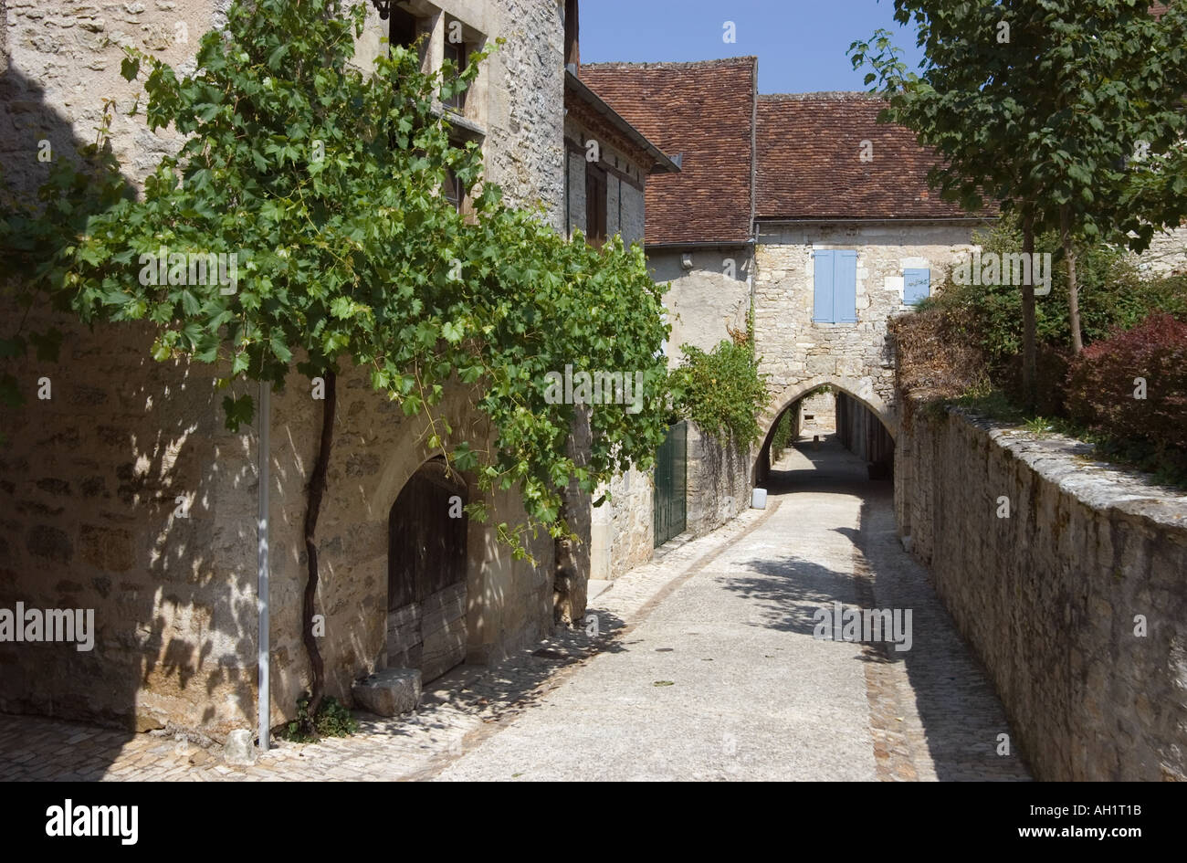 Ancient cobbled street with old houses and vaulted passage in Martel ...