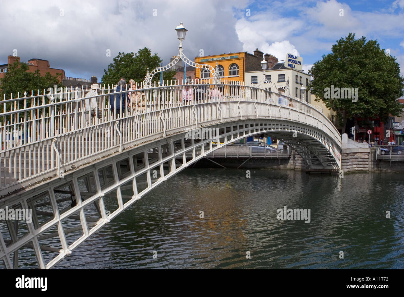 hapenny bridge river liffey Stock Photo - Alamy