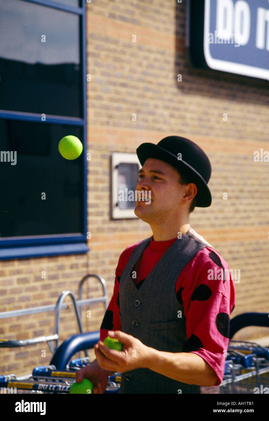 Man juggling tennis balls hi-res stock photography and images - Alamy