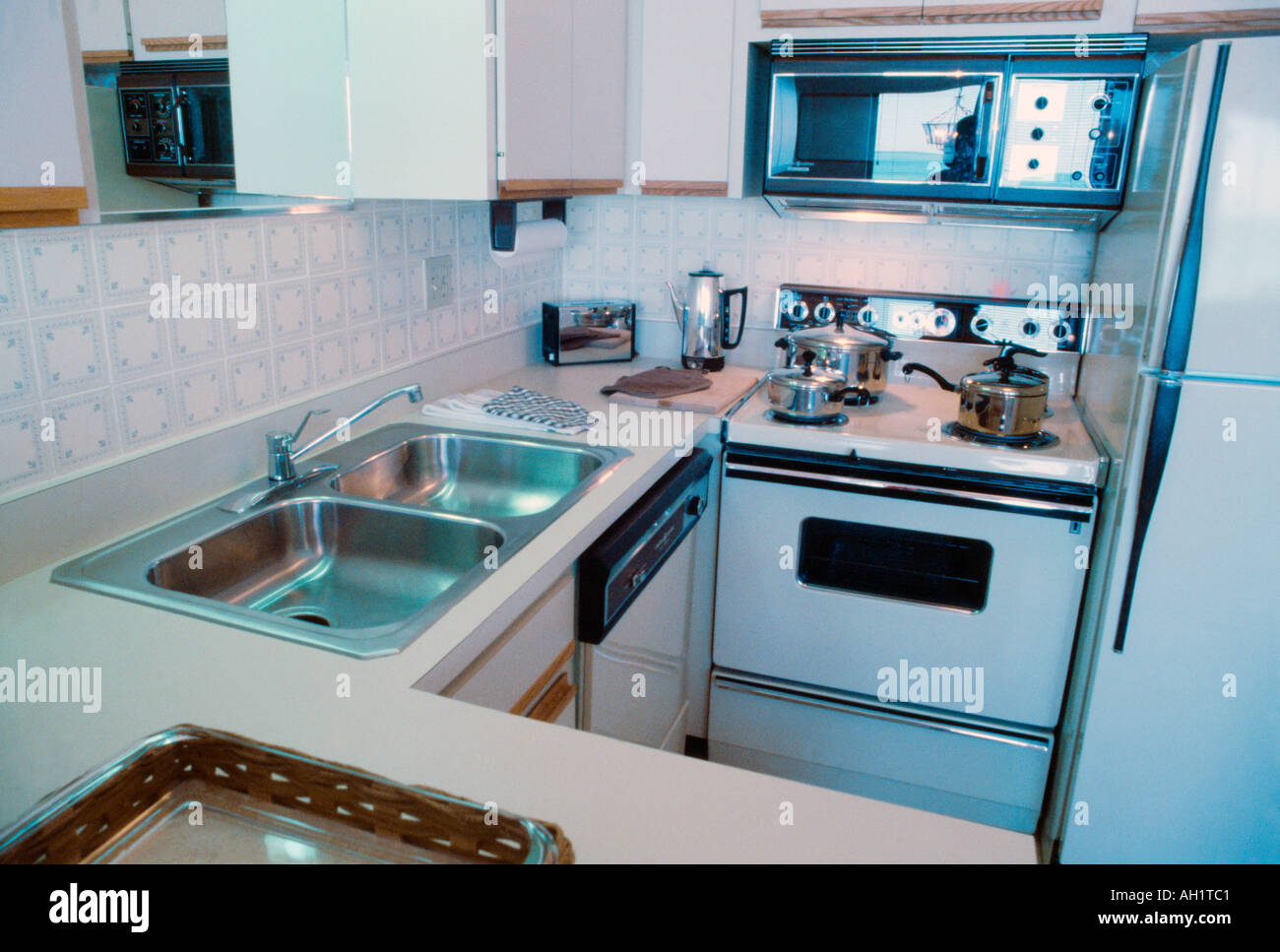 Florida Usa Kitchen In Condominium Electric Cooker Stock Photo - Alamy