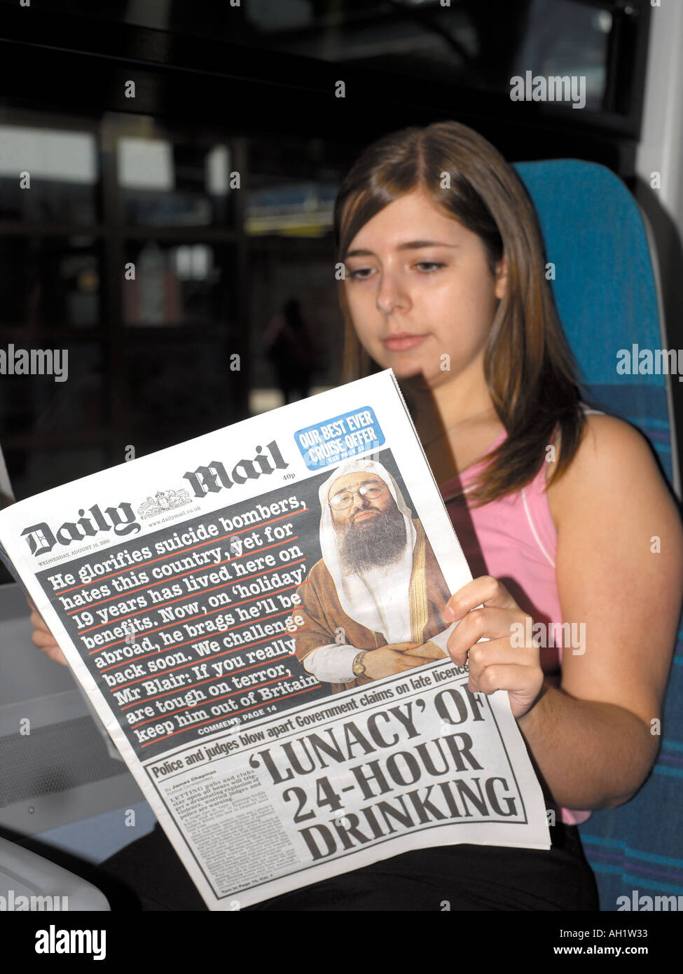 Woman reading the newspaper hi-res stock photography and images - Alamy