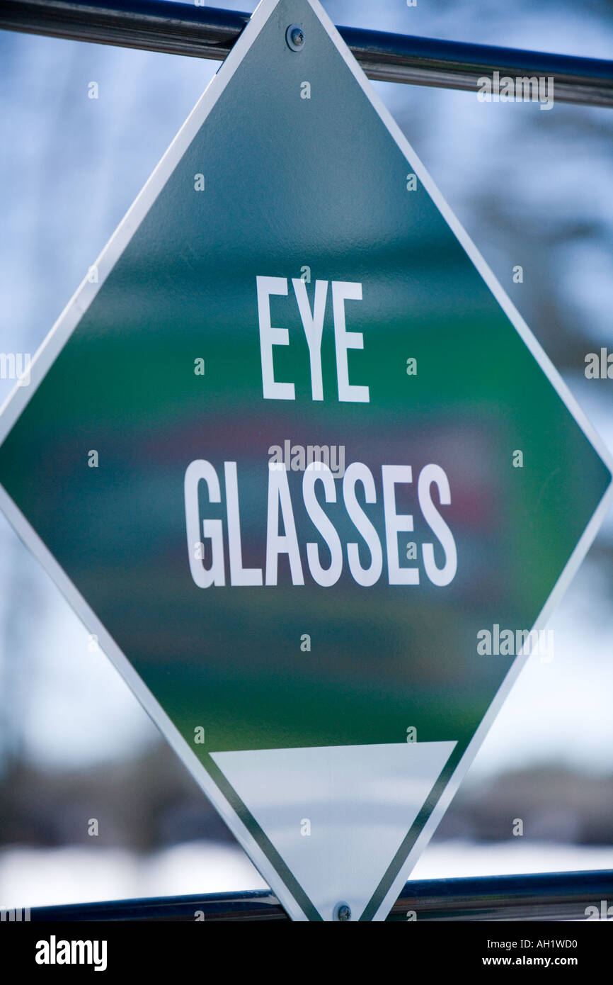 Recycling sign for eye glasses and spectacles Stock Photo - Alamy