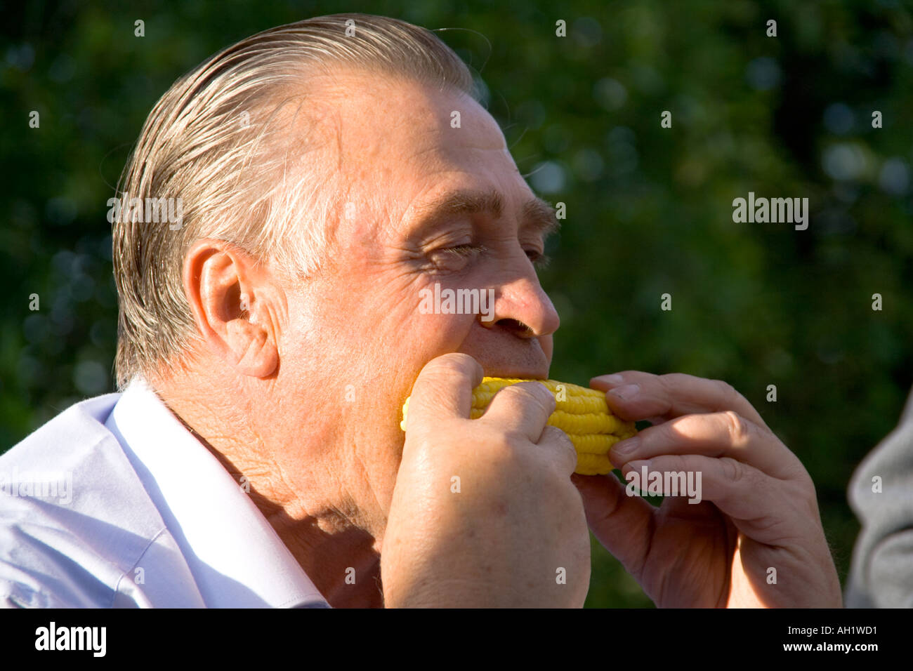 Eating corn on the cob Stock Photo - Alamy
