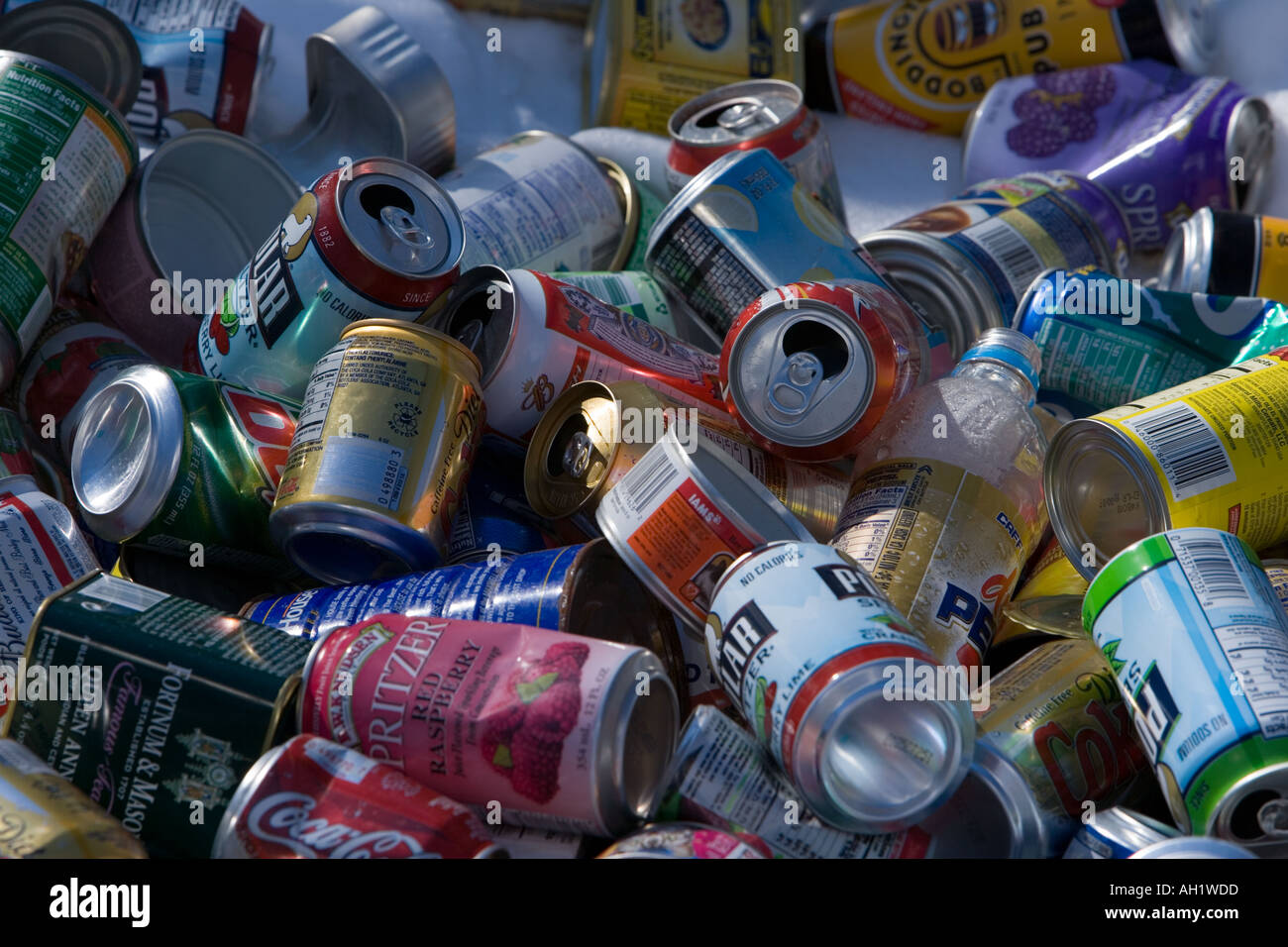 Aluminium cans hi-res stock photography and images - Alamy