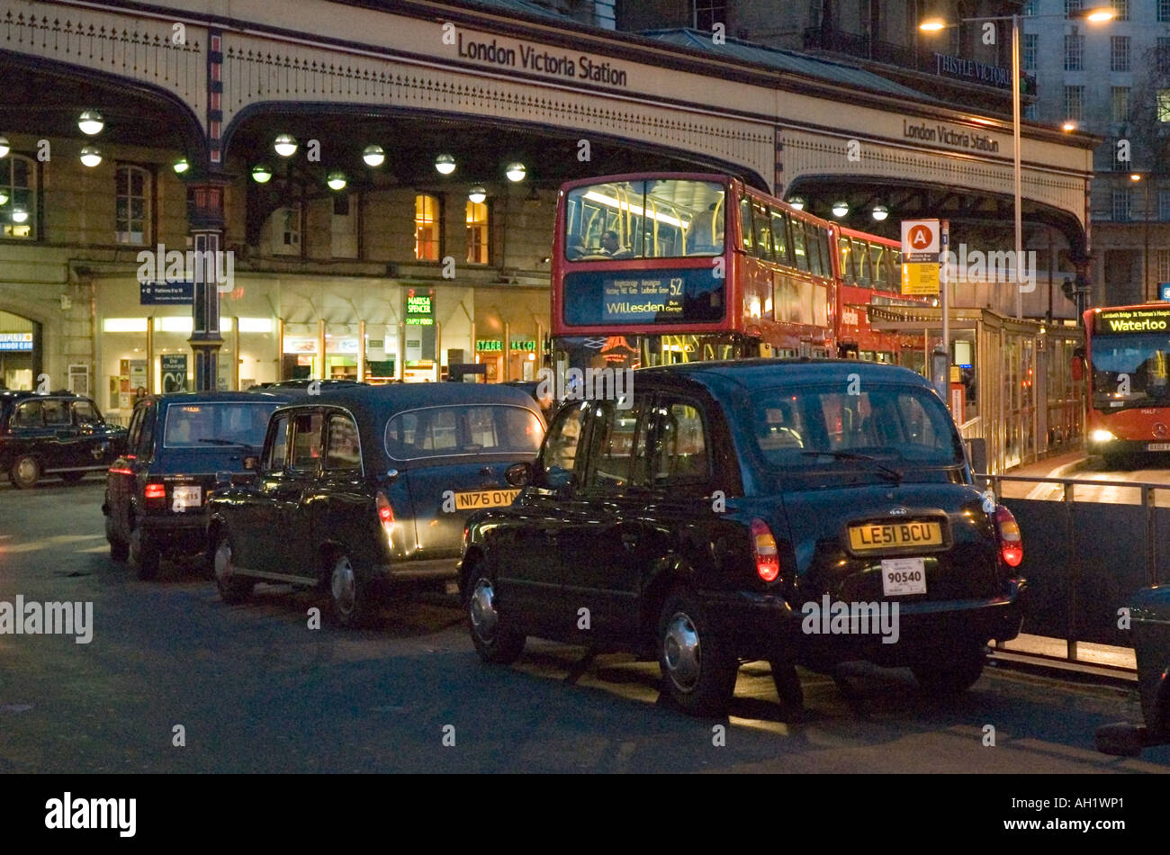 Black taxis outside Victoria Station in London Stock Photo - Alamy