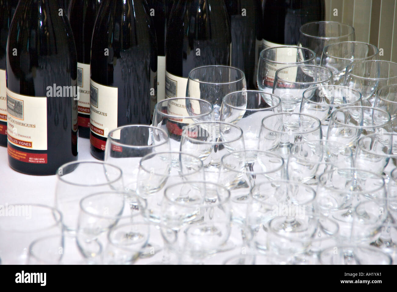 Table of drinks bottles glasses hi-res stock photography and images - Alamy