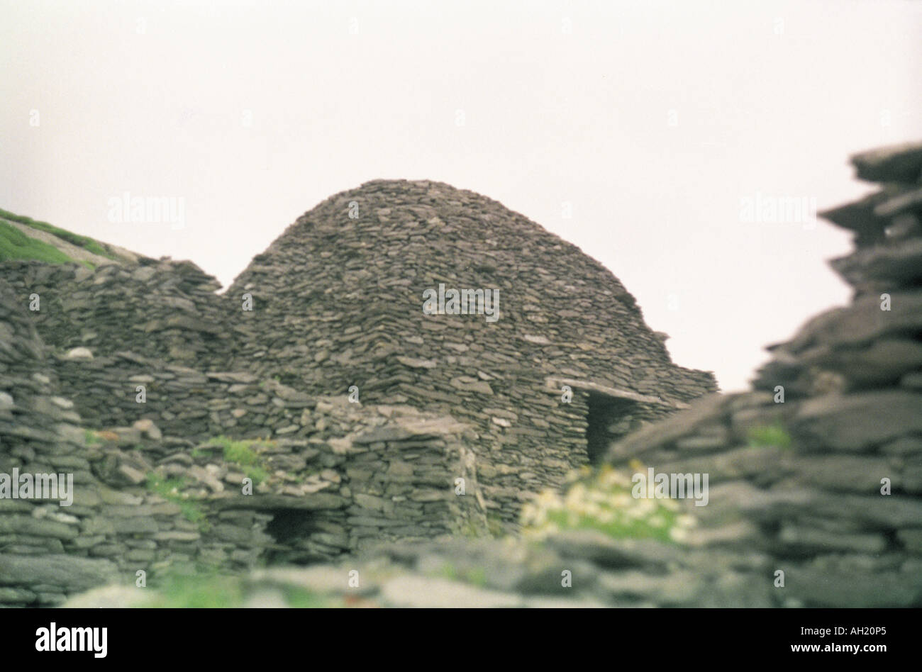 Beehive huts on Skellig Mhor Stock Photo - Alamy