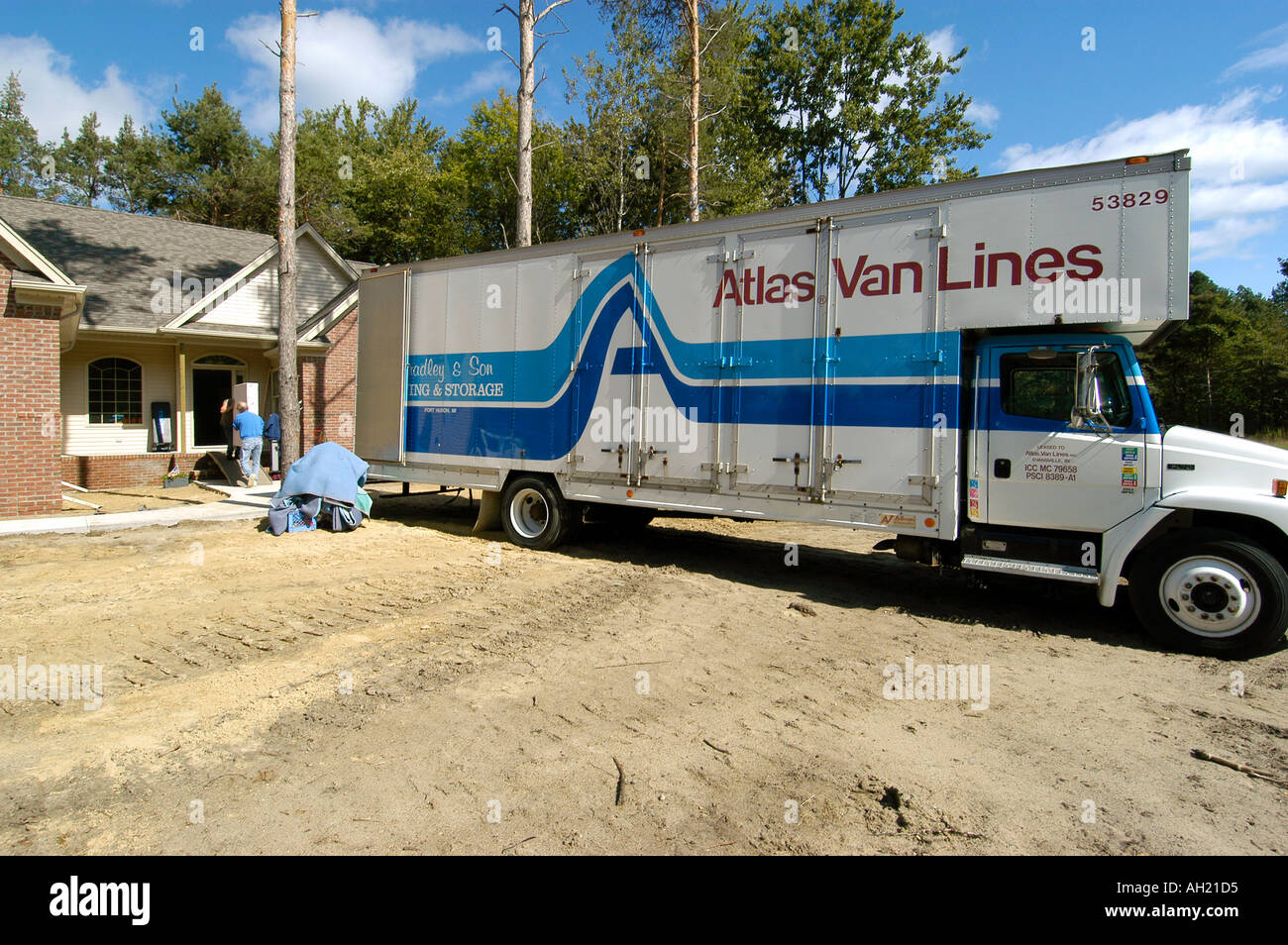 Moving Furniture from old house to New Home Stock Photo - Alamy