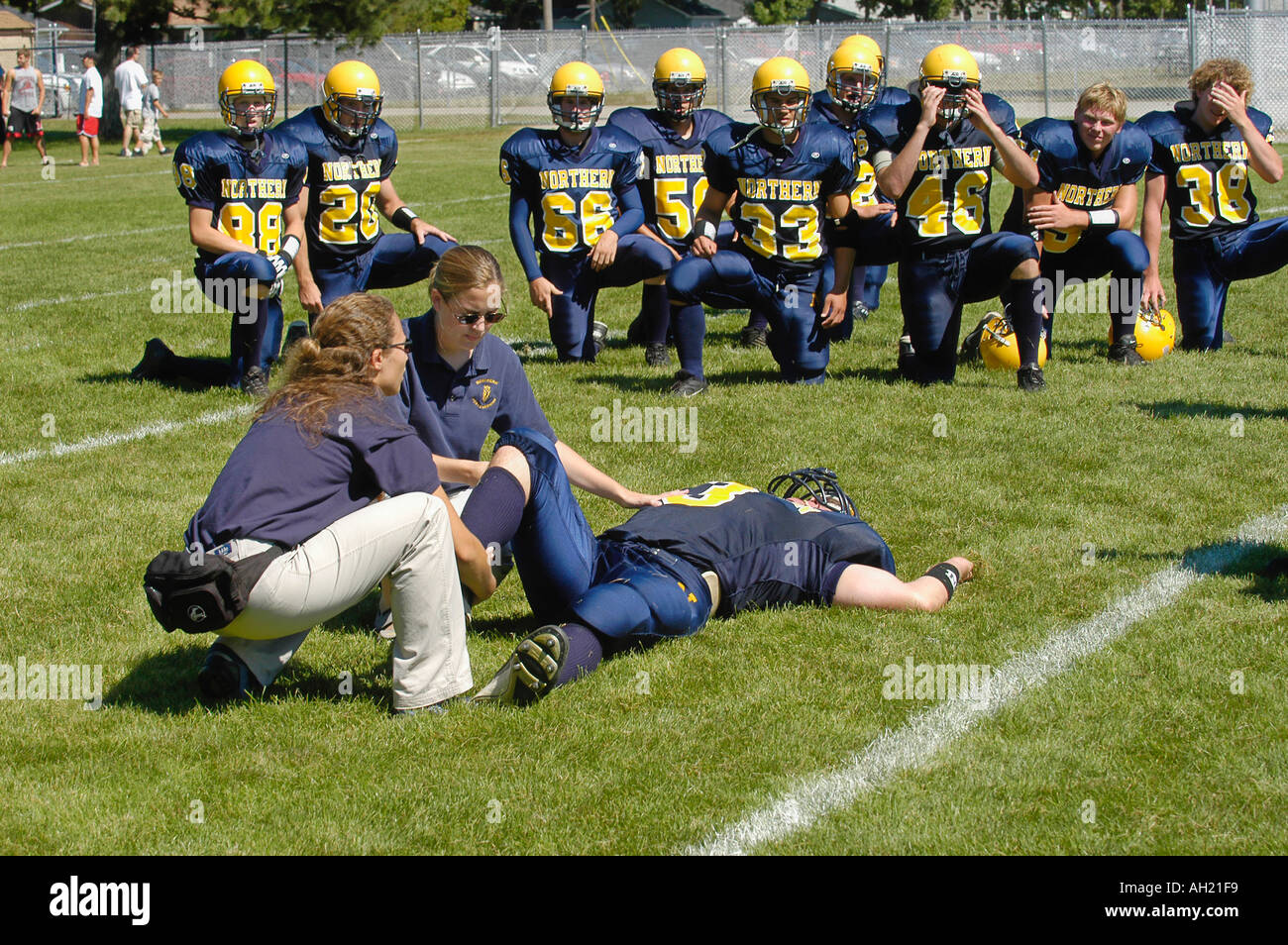 Football player injured hi-res stock photography and images - Alamy