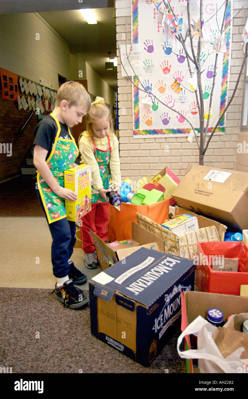 Students collect food hi-res stock photography and images - Alamy