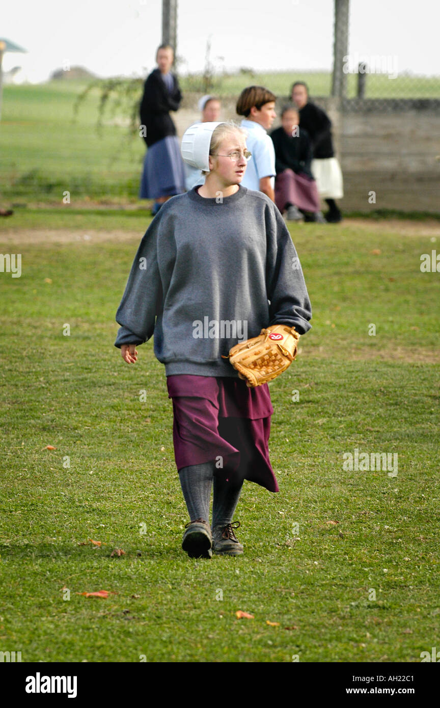 Amish girl hi-res stock photography and images - Alamy