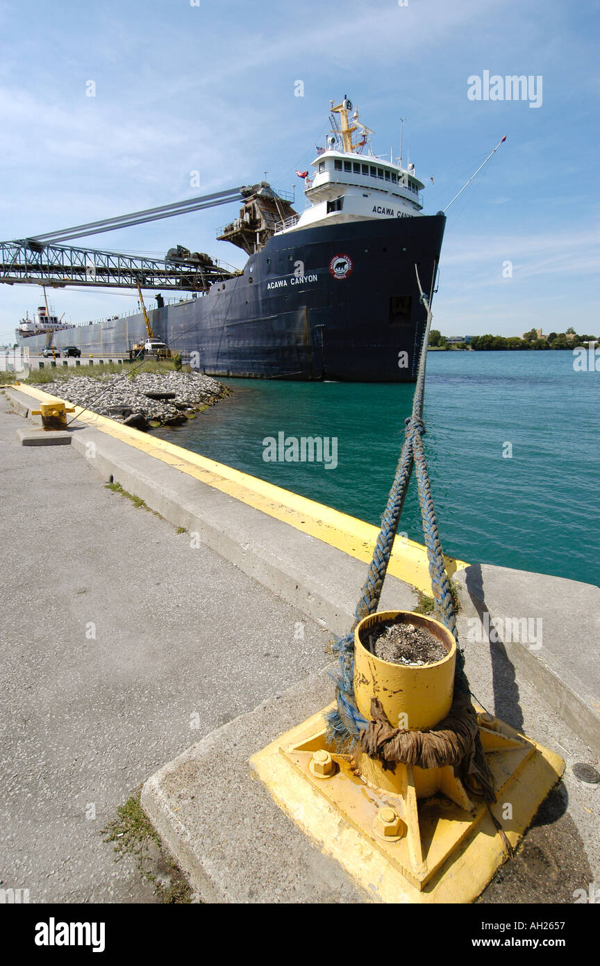 Great Lakes Freighter Off Loads Grain Stock Photo - Alamy