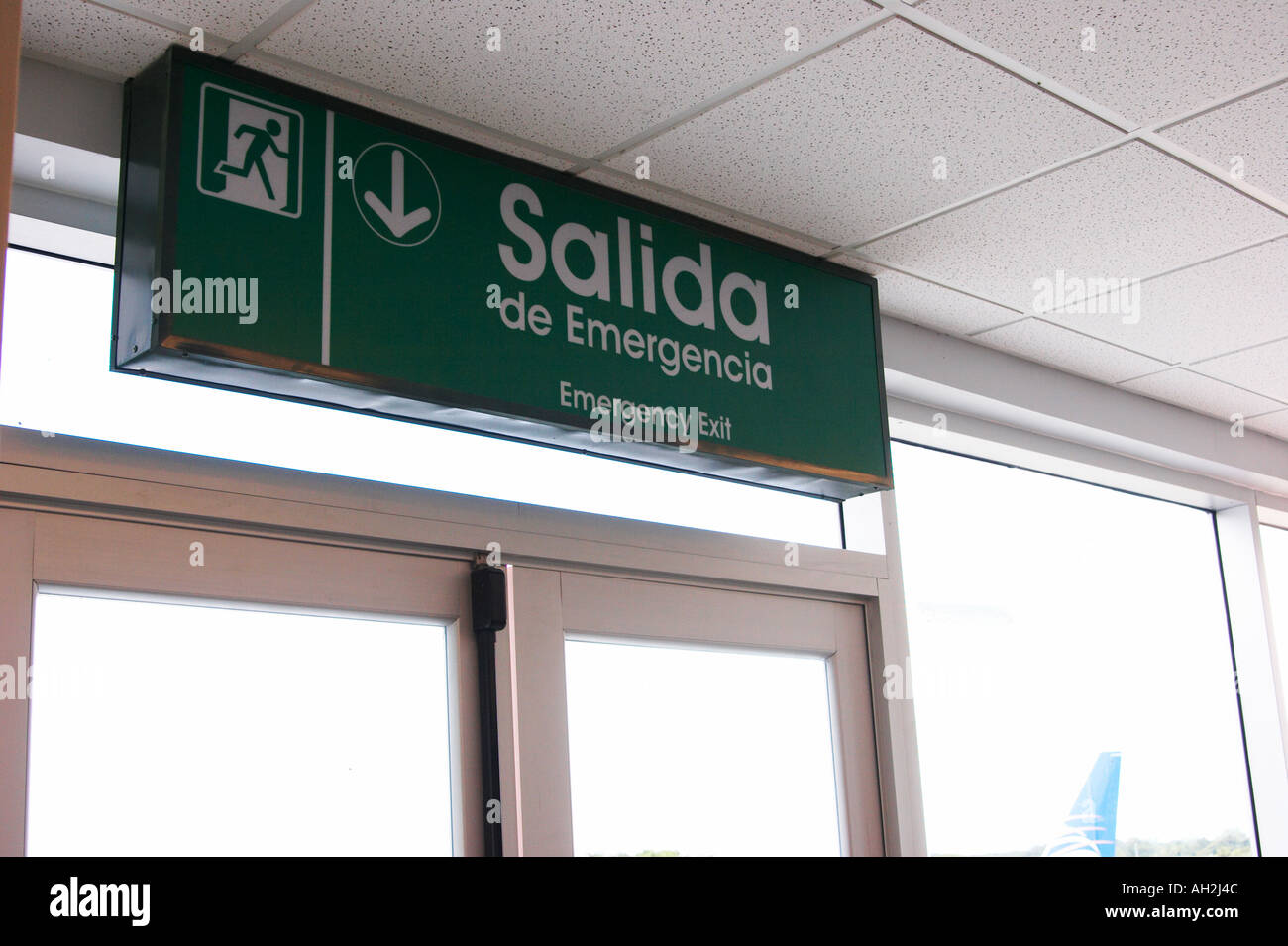 Exit Spanish sign at an airport Stock Photo - Alamy