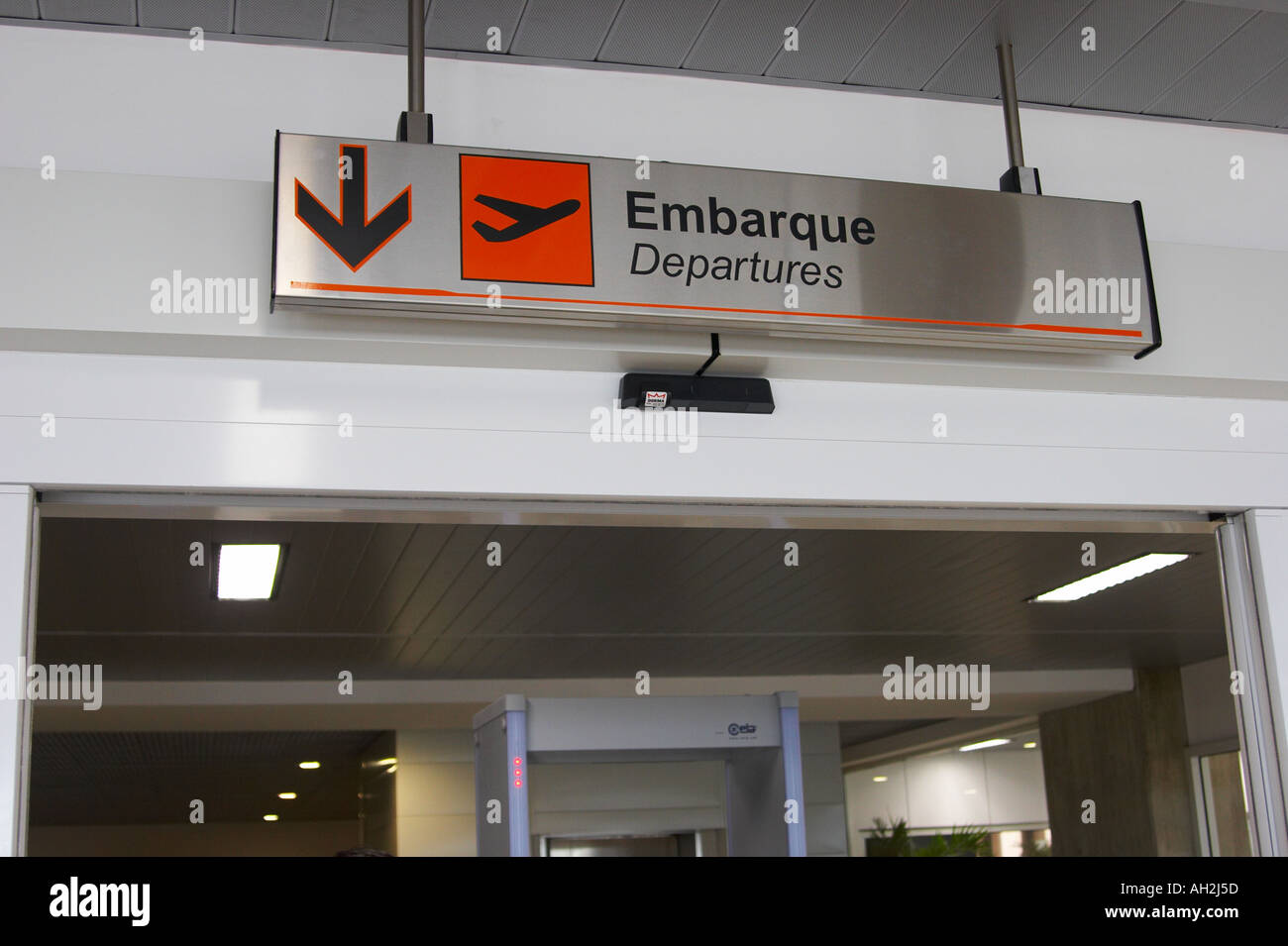 Spanish language sign at an airport Embarque Departure Stock Photo - Alamy
