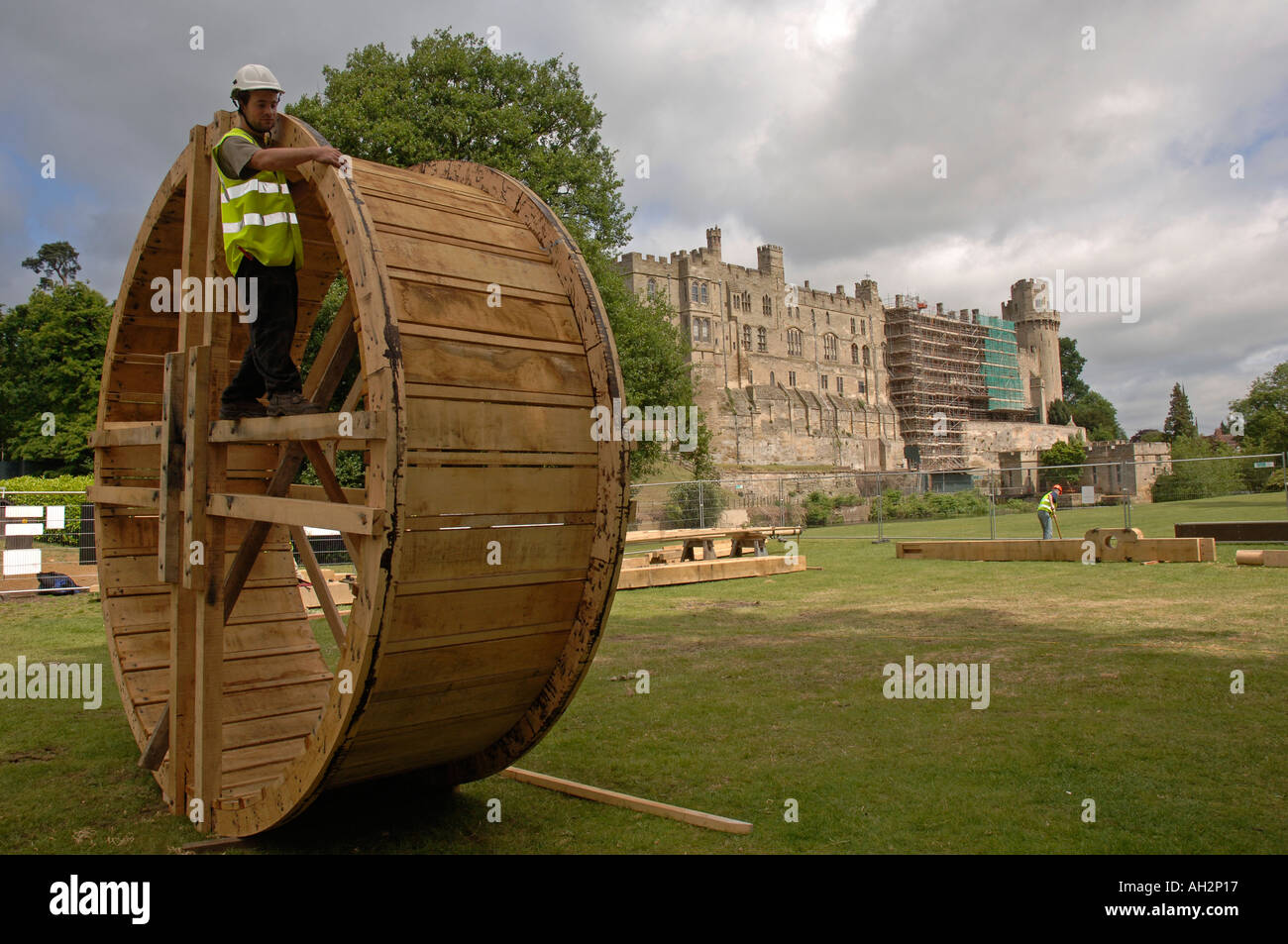 Construction of the Trebuchet at Warwick Castle Stock Photo - Alamy