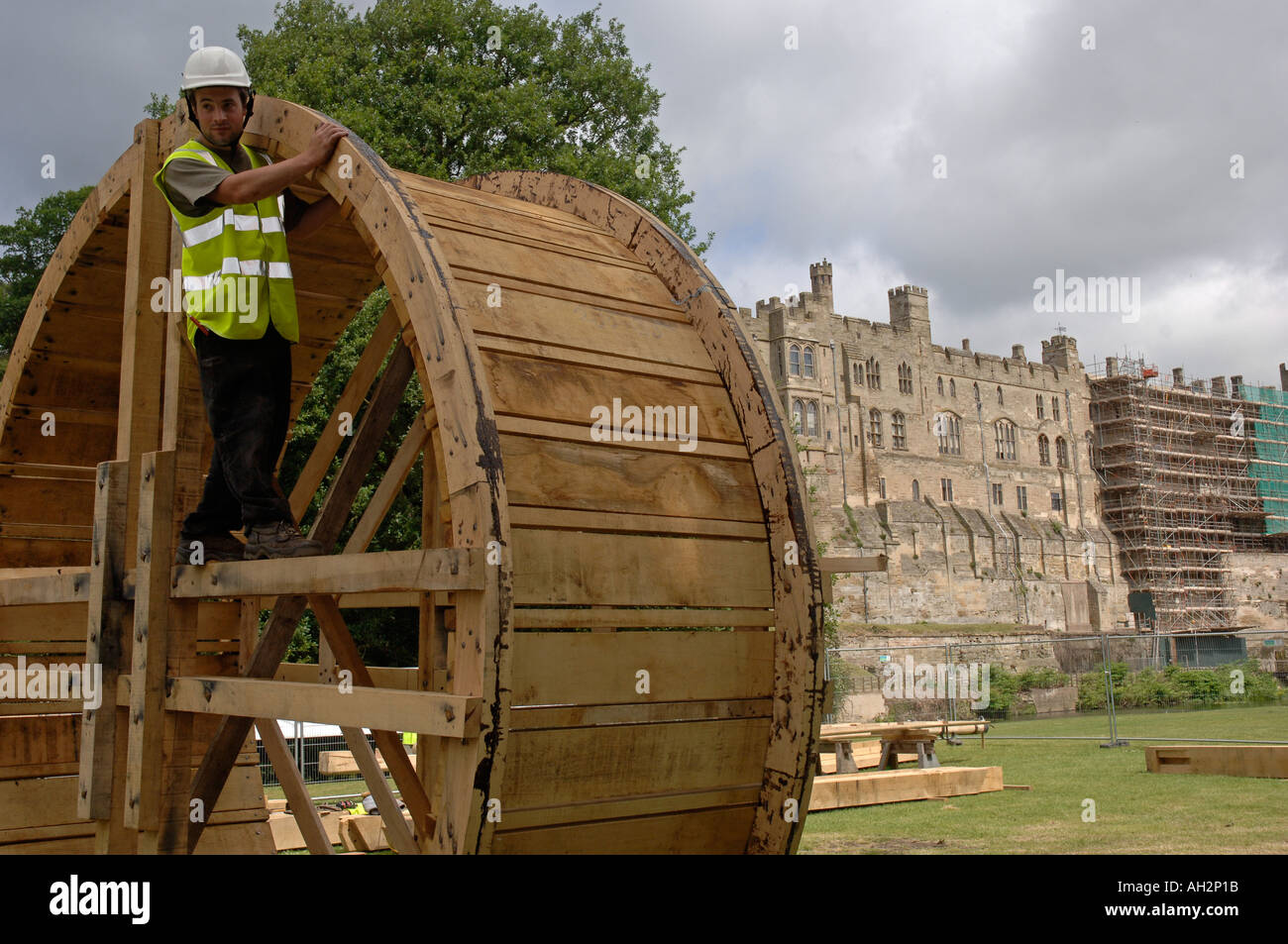 Construction of the Trebuchet at Warwick Castle Stock Photo - Alamy
