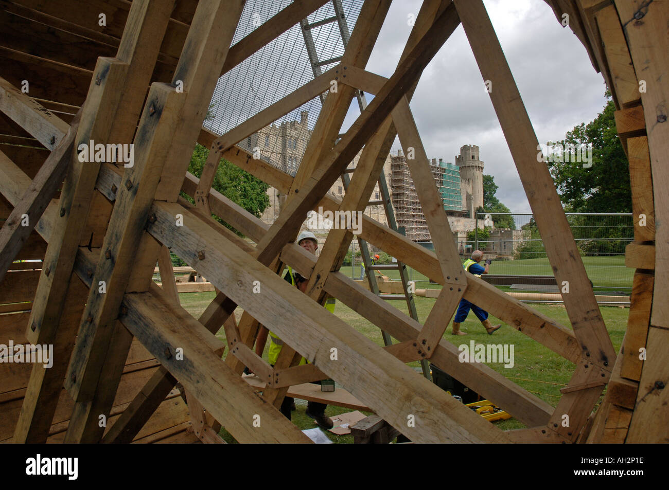 Catapult trebuchet warwick castle hi-res stock photography and images ...