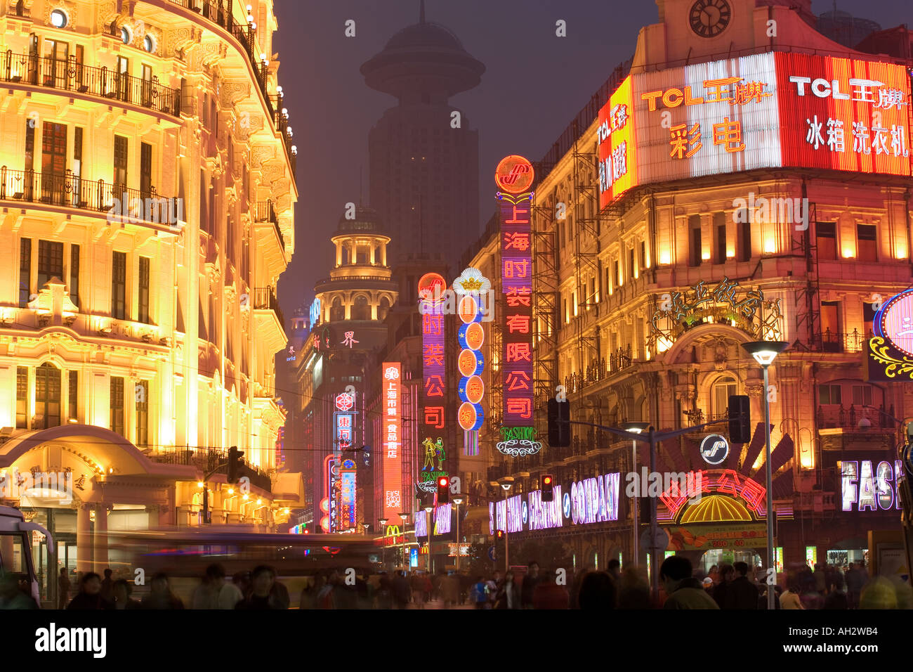 Shanghai bright lights nanjing road hi-res stock photography and images ...