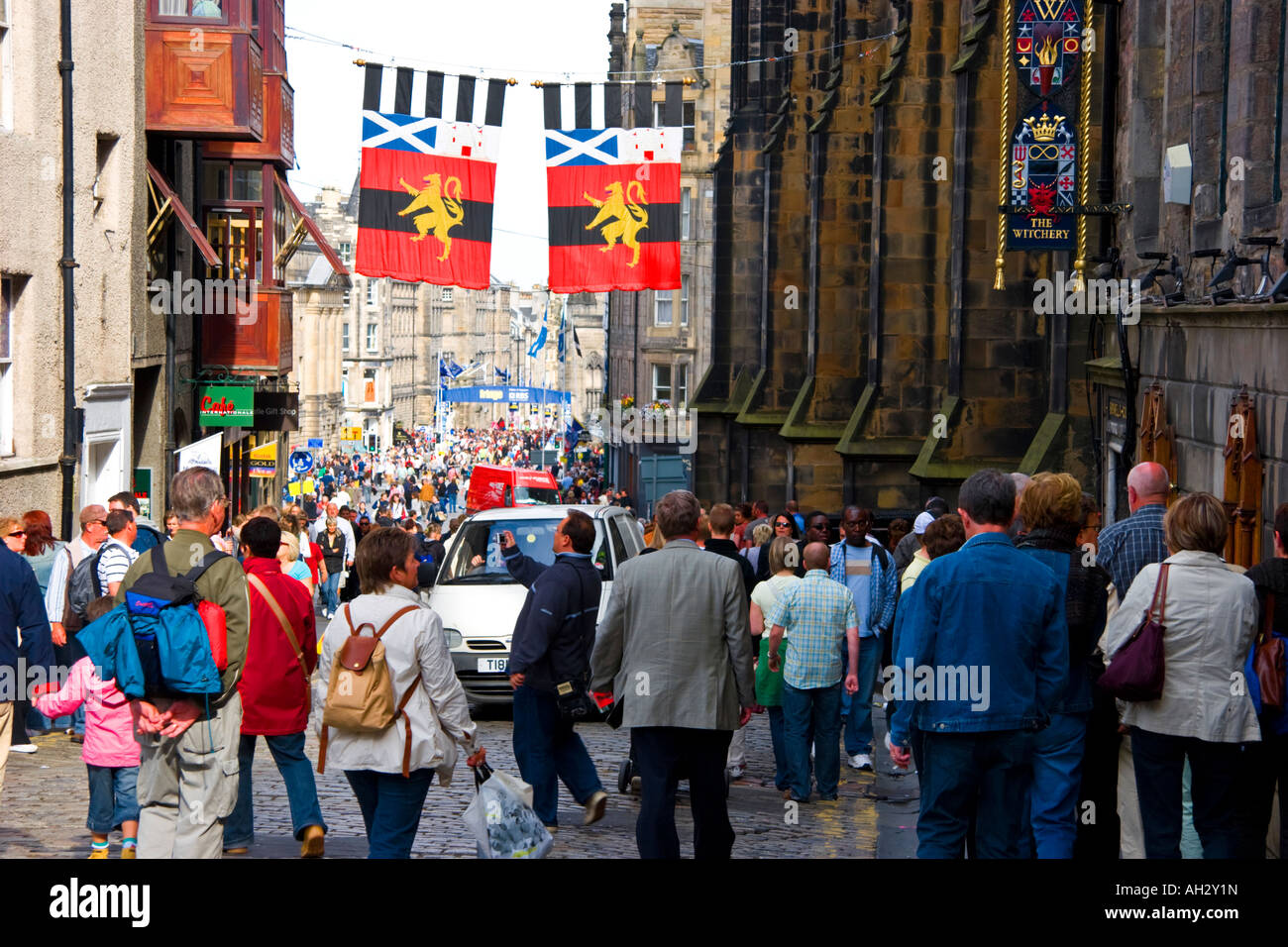 Tourists at Castlehill Edinburgh Scotland Stock Photo - Alamy