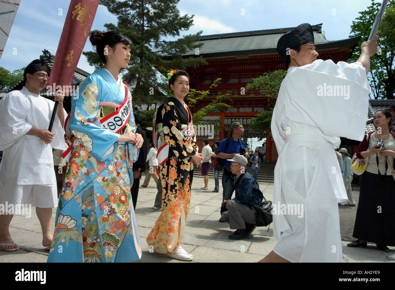 traditional dress and procession for tea ceremony Yasaka jinja shrine ...