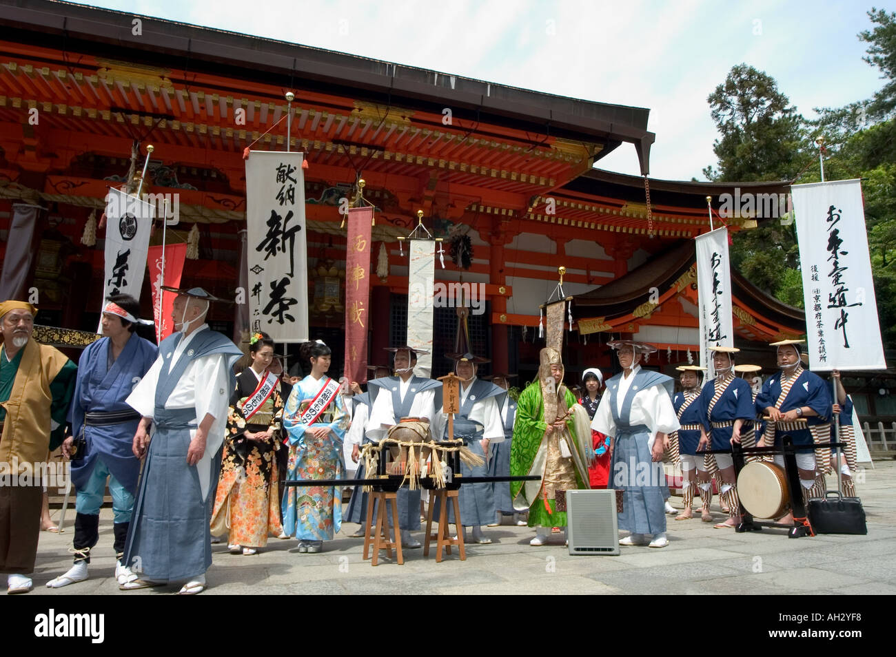 traditional dress and procession for tea ceremony Yasaka jinja shrine ...
