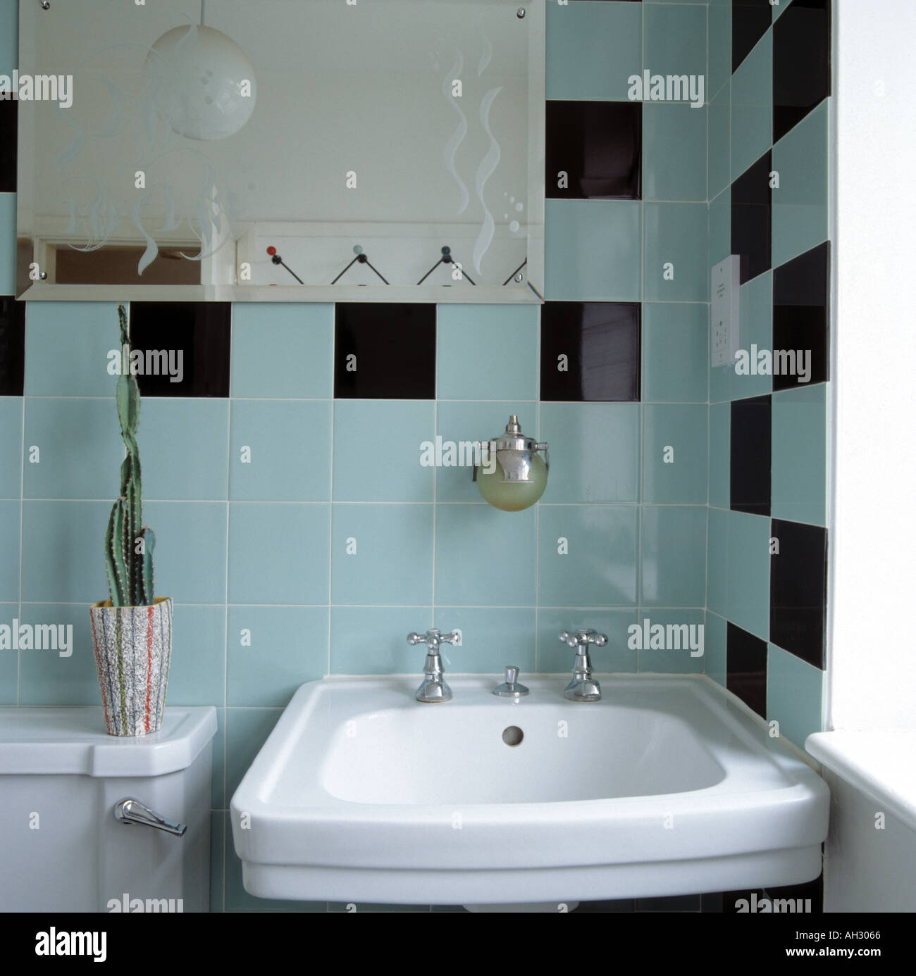 Flushing toilets hi-res stock photography and images - Alamy