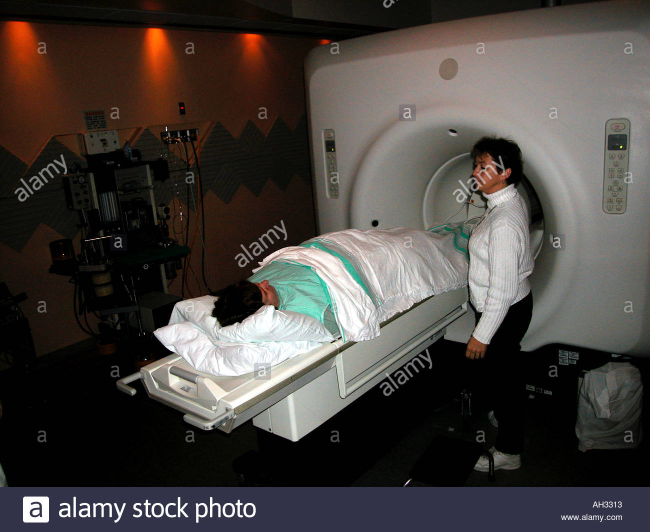 Woman Undergoing Mri Scan Stock Photos & Woman Undergoing Mri Scan ...