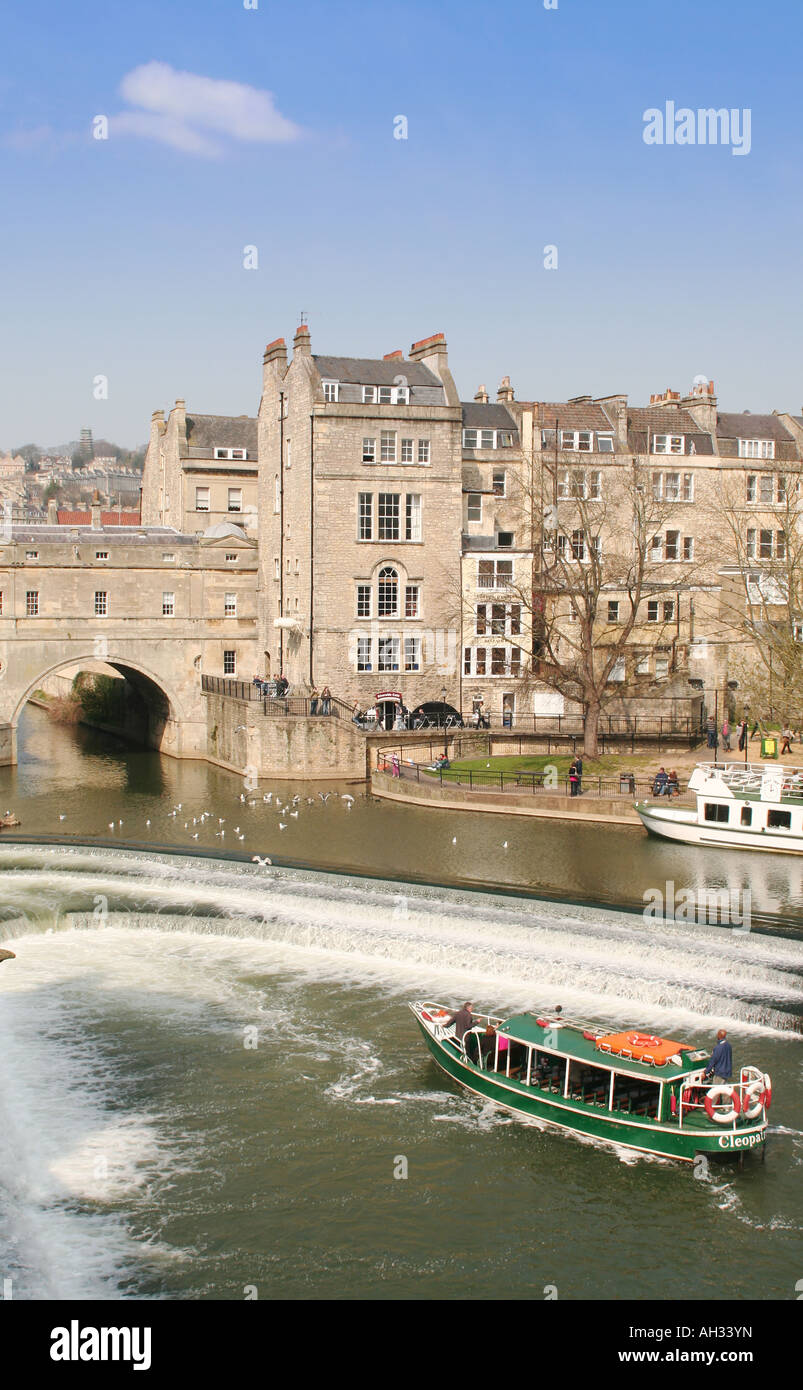 Pulteney Bridge located in Bath, England Stock Photo - Alamy