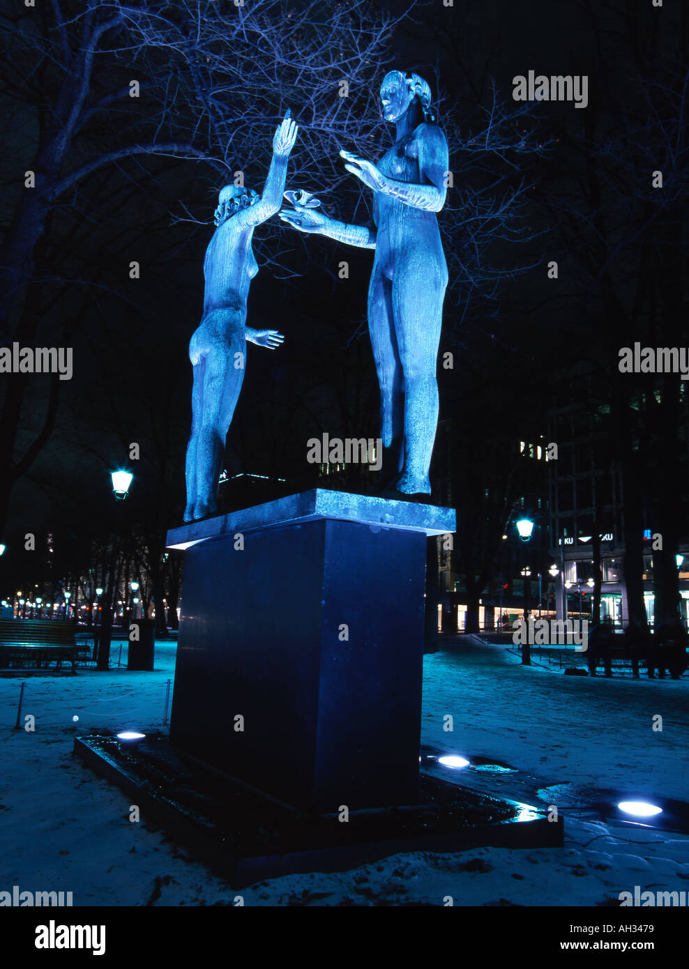 Two women sculpture hi-res stock photography and images - Alamy