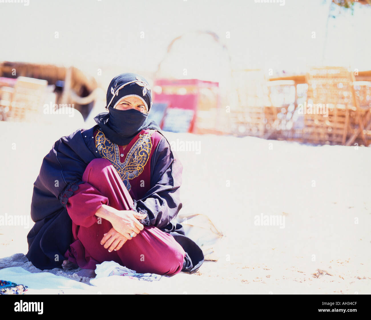 Arabic woman desert ethnic folk hi-res stock photography and images - Alamy