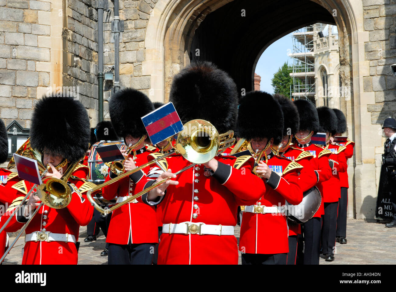 Irish soldiers on parade hi-res stock photography and images - Alamy