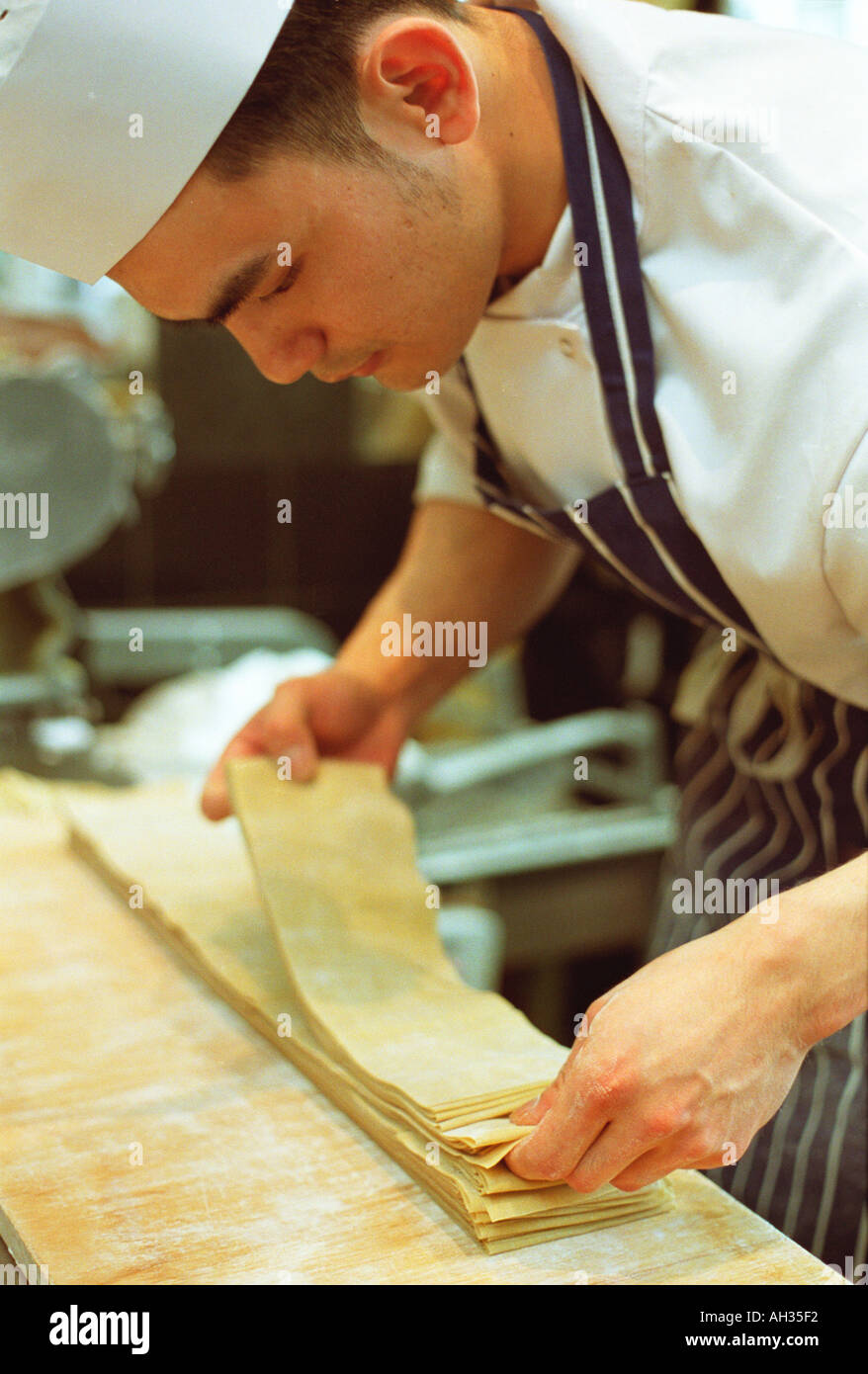Chinese chef making dim sum Stock Photo - Alamy